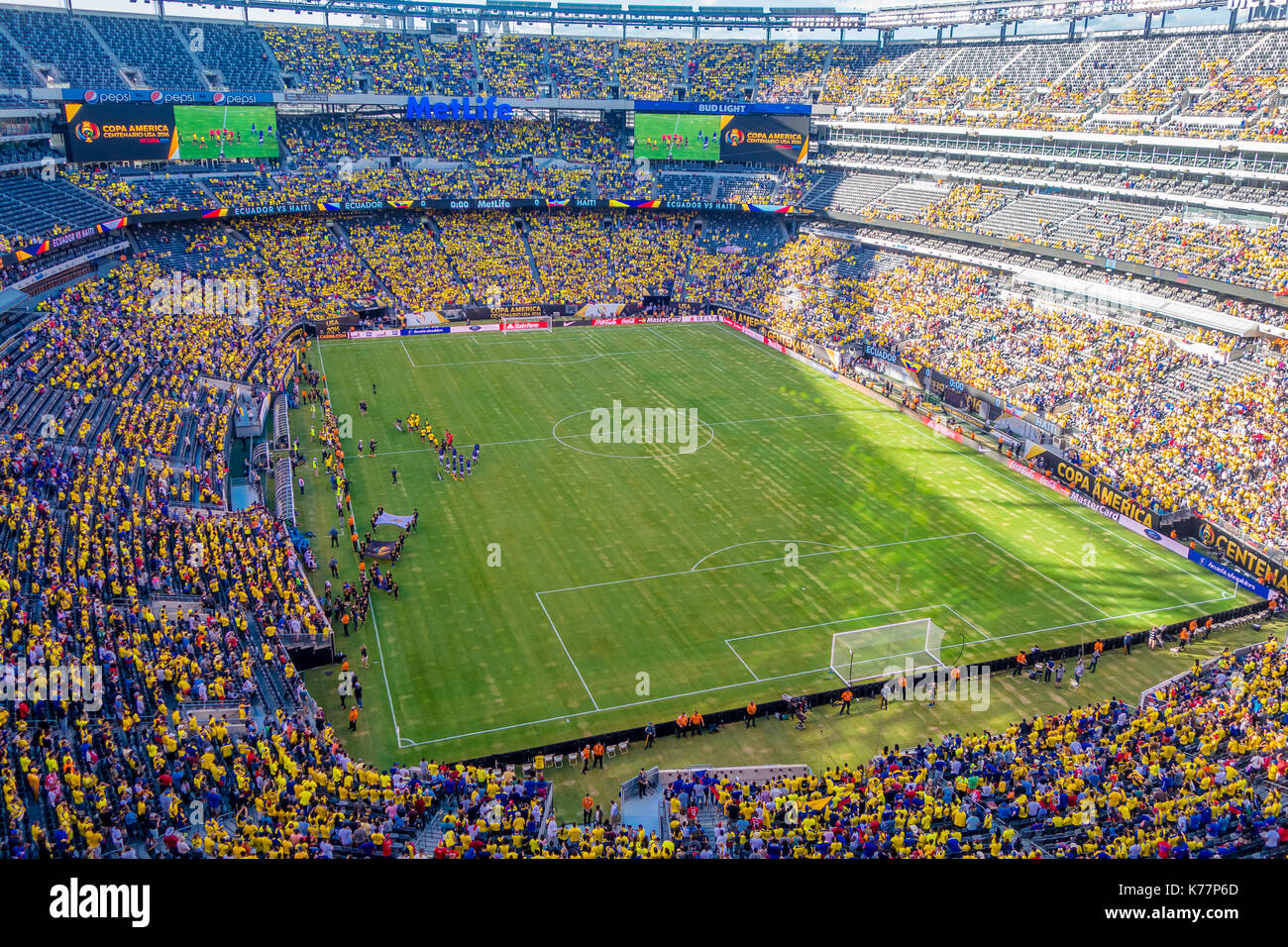 NEW YORK, USA - NOVEMBER 22, 2016: Metlife Stadium full of fans of ...