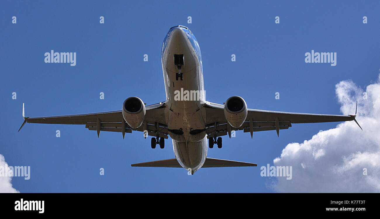 Boeing 737 landing gear hi-res stock photography and images - Alamy