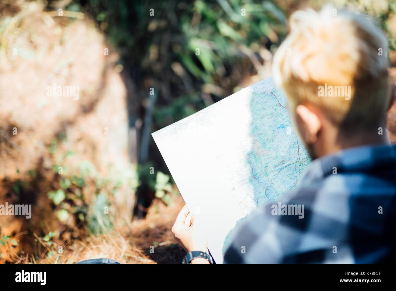 Man reading map hi-res stock photography and images - Alamy
