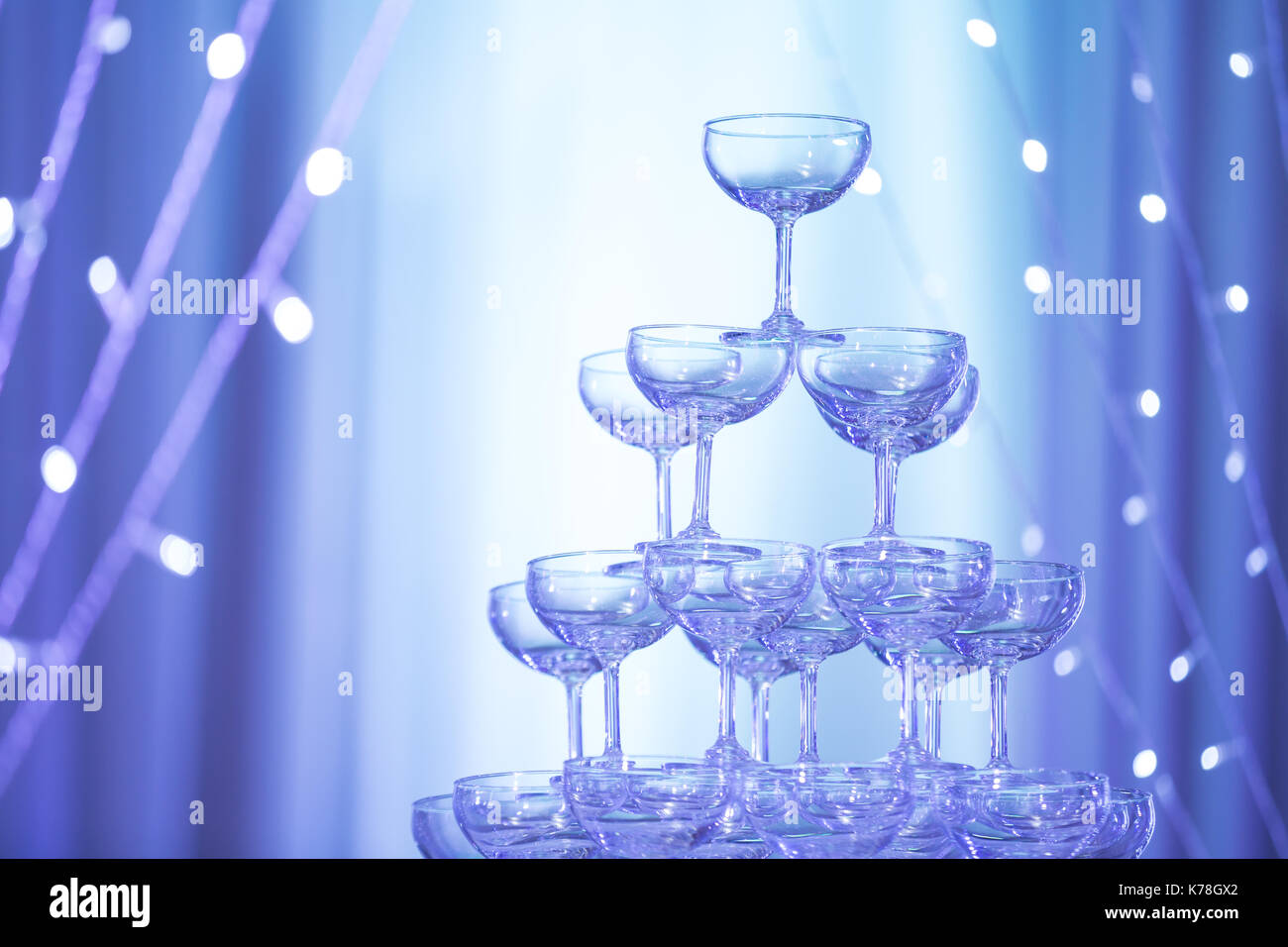 Glass overflow champagne hi-res stock photography and images - Alamy