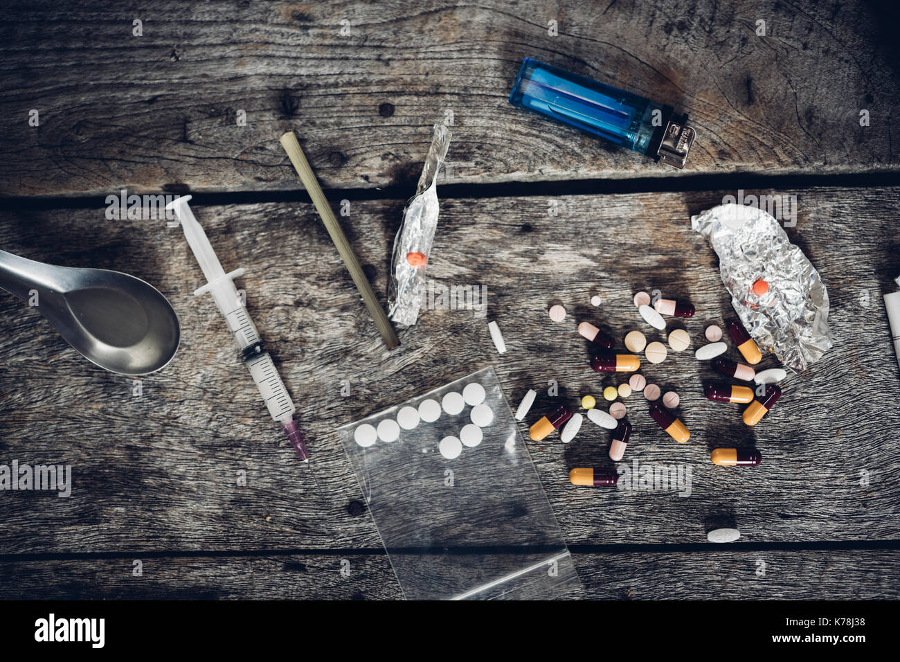 Illegal drugs table hi-res stock photography and images - Alamy