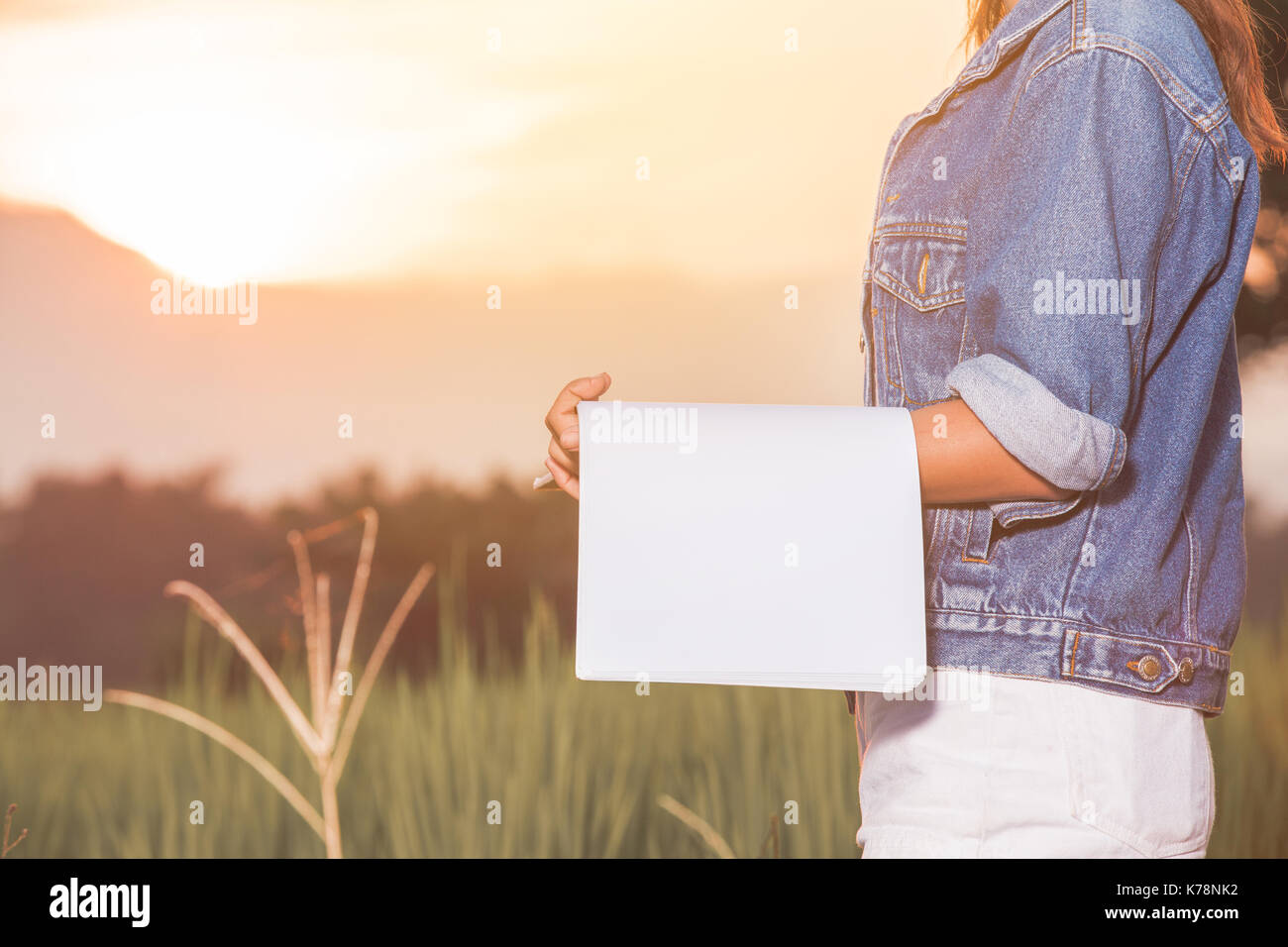 Woman standing reading book hi-res stock photography and images - Alamy