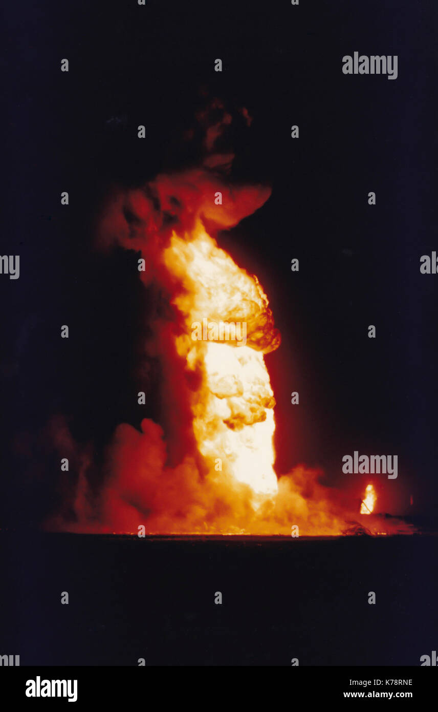Persian gulf war burning oil hi-res stock photography and images - Alamy