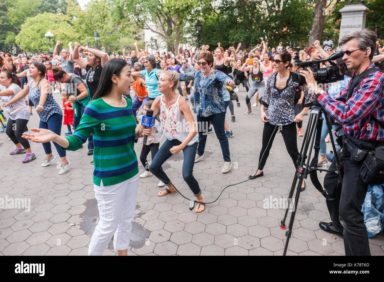 Asian woman tv reporter hi-res stock photography and images - Alamy