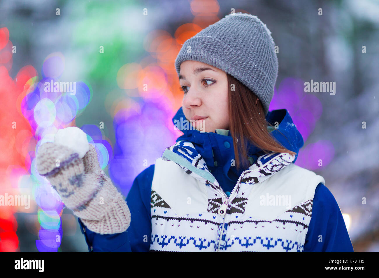 Women in the snow hi-res stock photography and images - Alamy