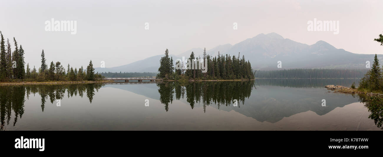 Pyramid Lake & Wooden Bridge, Jasper National Park, Alberta, Canada ...