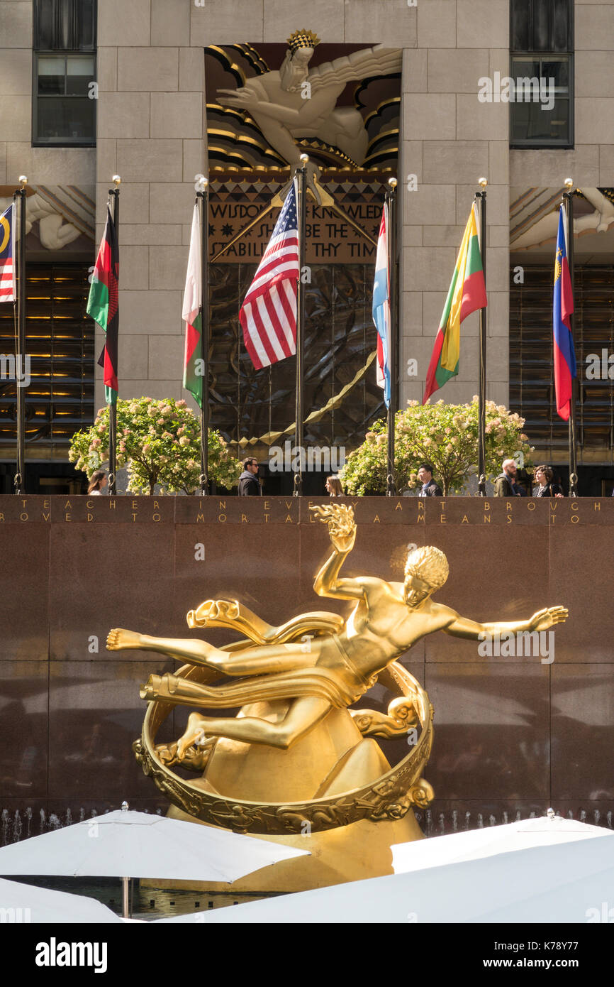 Prometheus statue at rockefeller center hi-res stock photography and ...