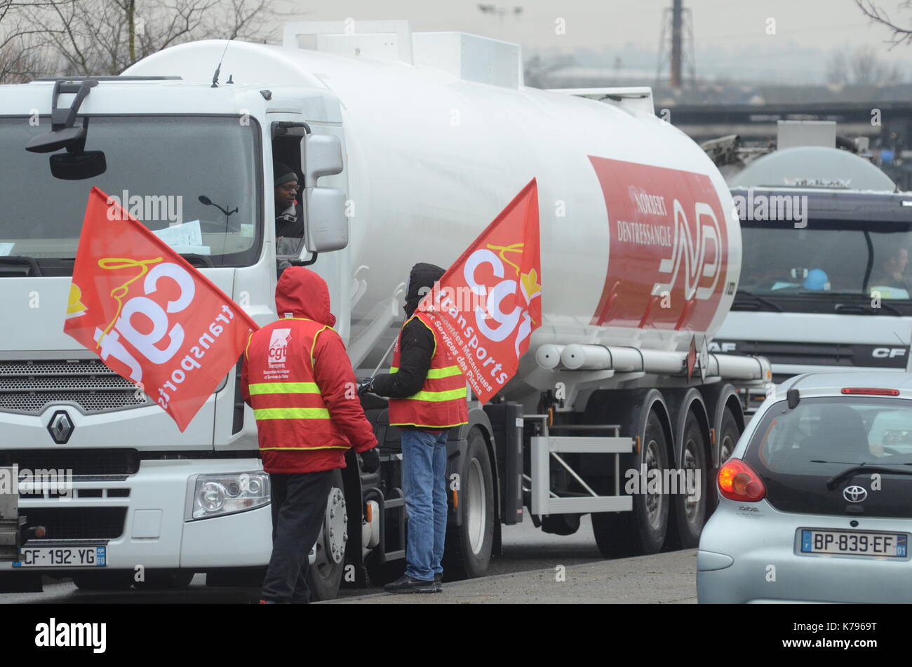 Truck drivers block petrol refinery in Feyzin, France Stock Photo - Alamy