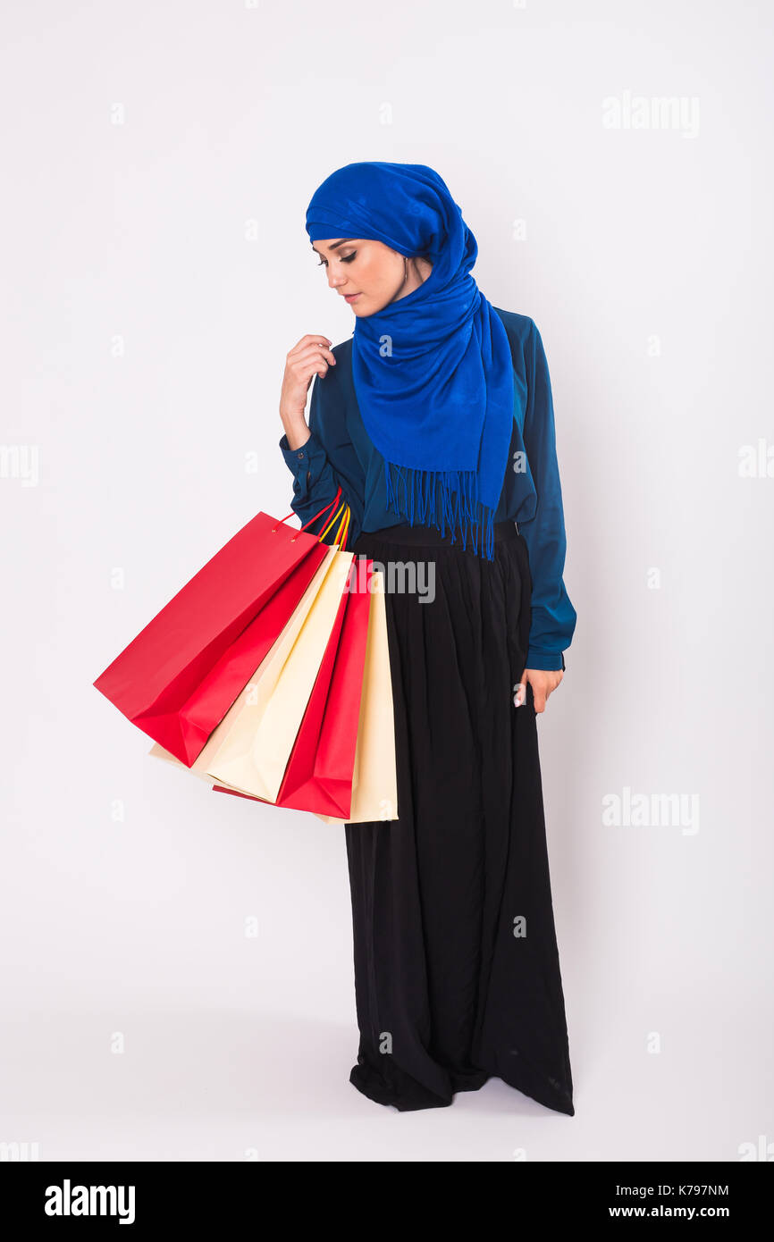 Saudi arabia shop woman hi-res stock photography and images - Alamy