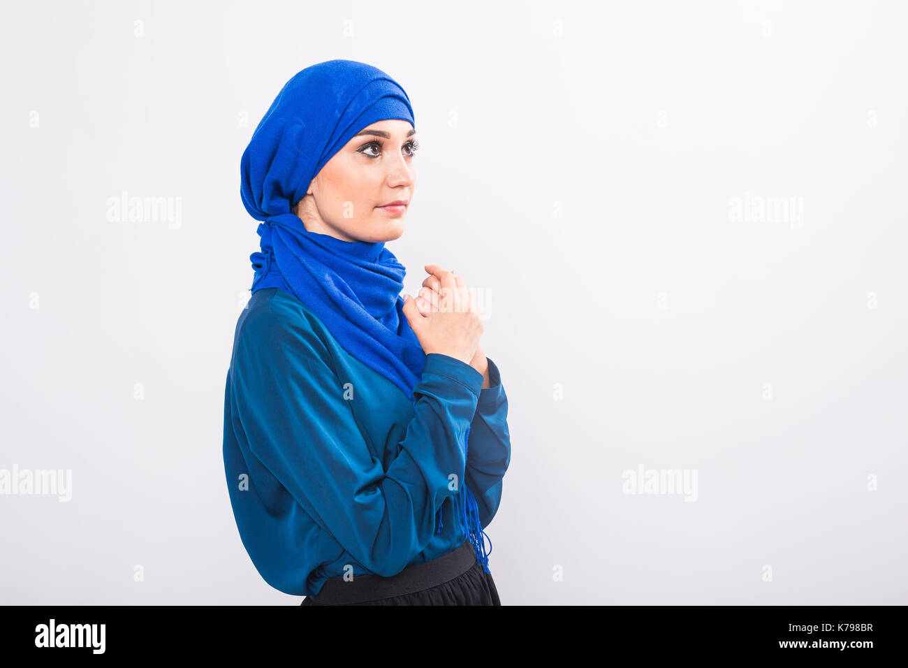 Portrait of young muslim woman wearing traditional arabic clothing ...