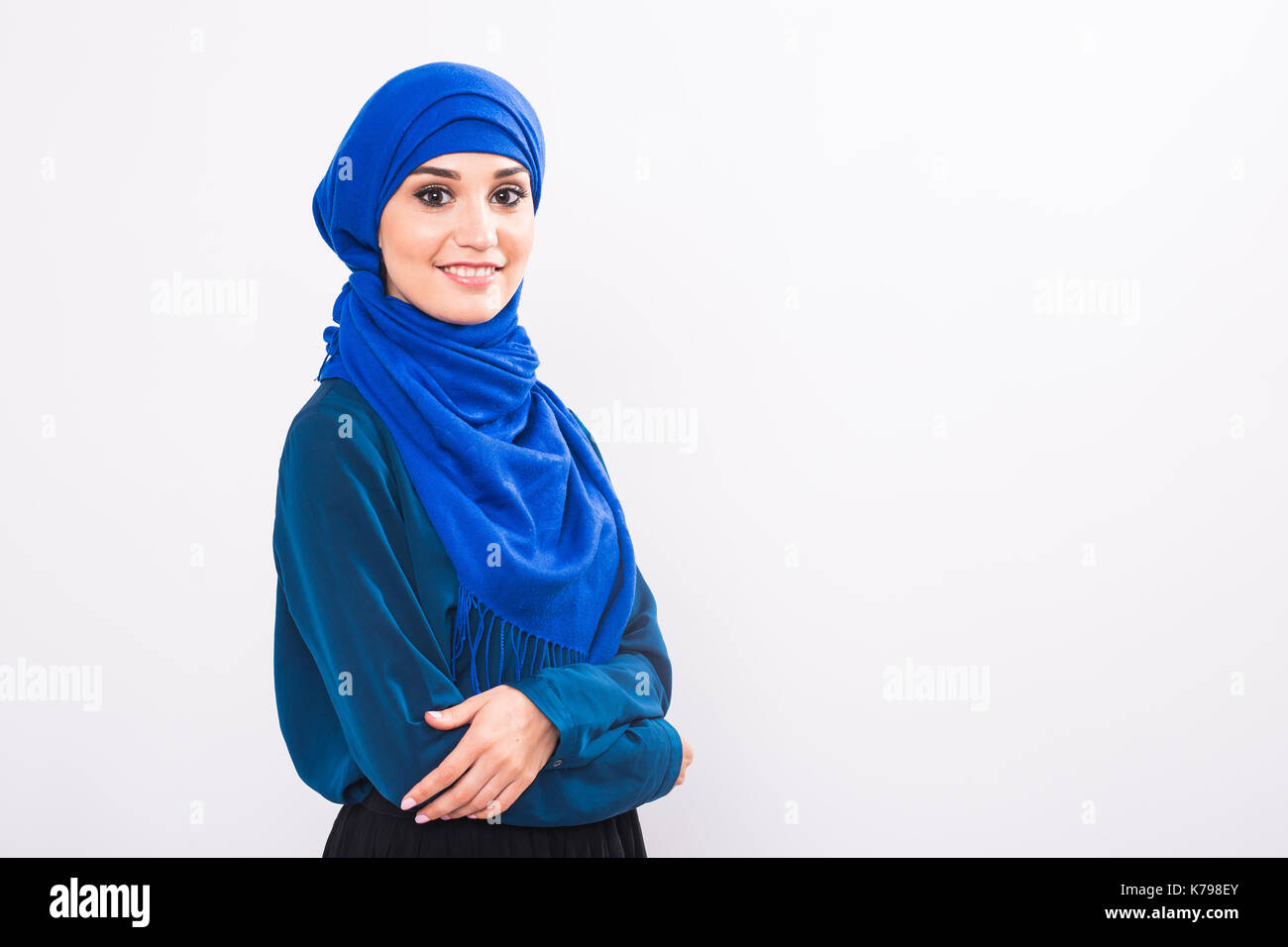 Portrait of young muslim woman wearing traditional arabic clothing ...