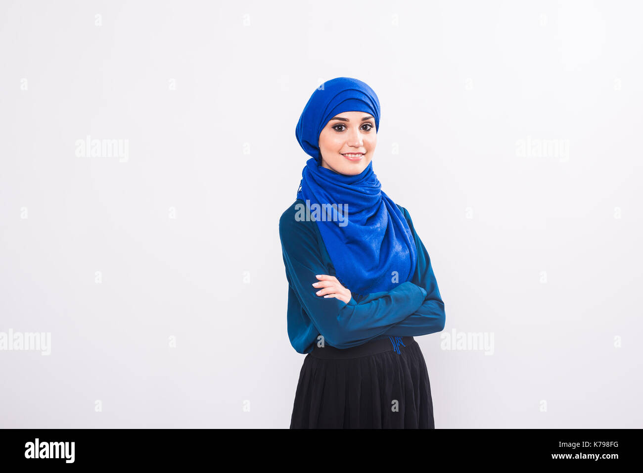 Portrait of young muslim woman wearing traditional arabic clothing ...
