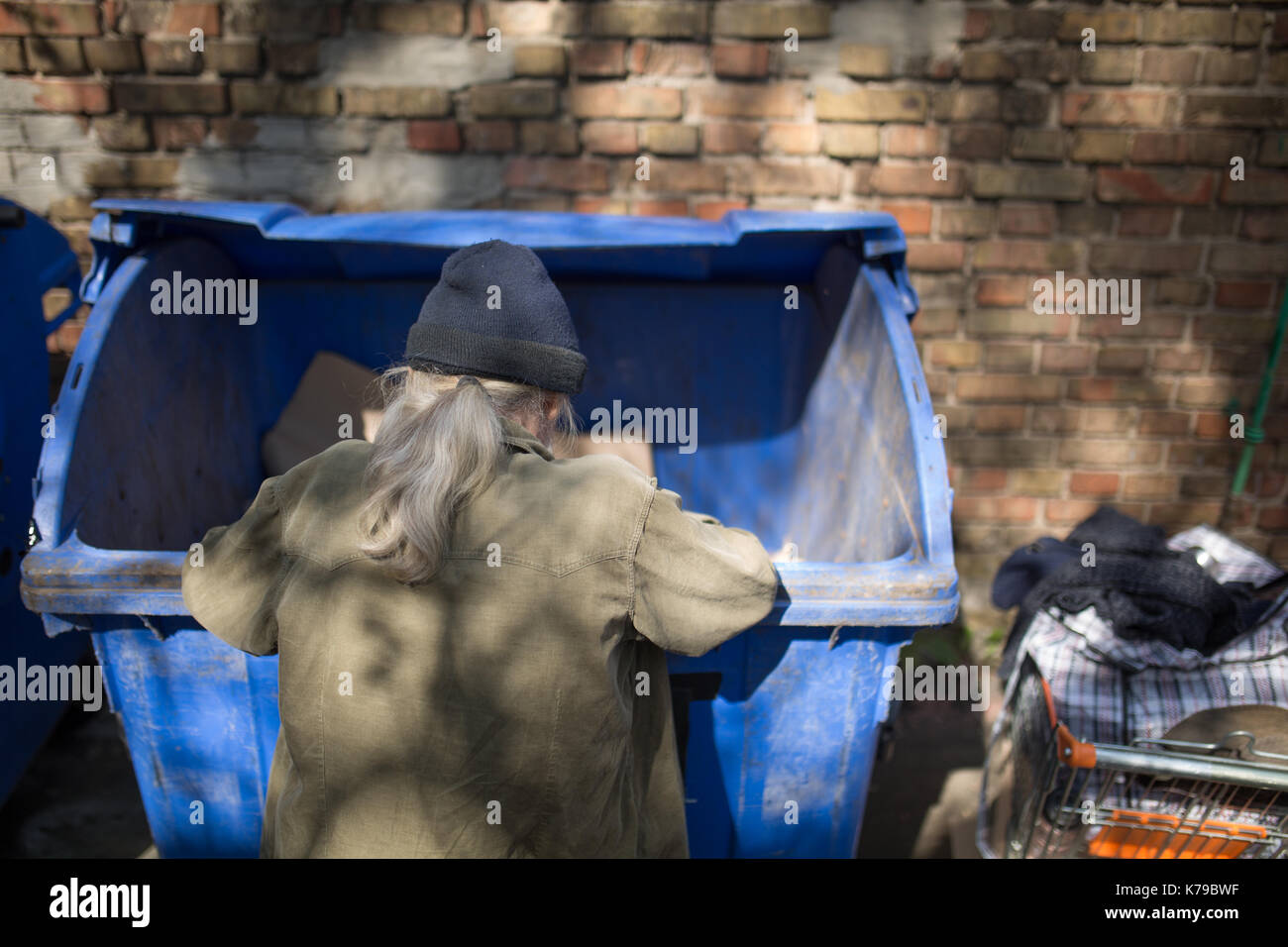 Homeless trash bin hi-res stock photography and images - Alamy