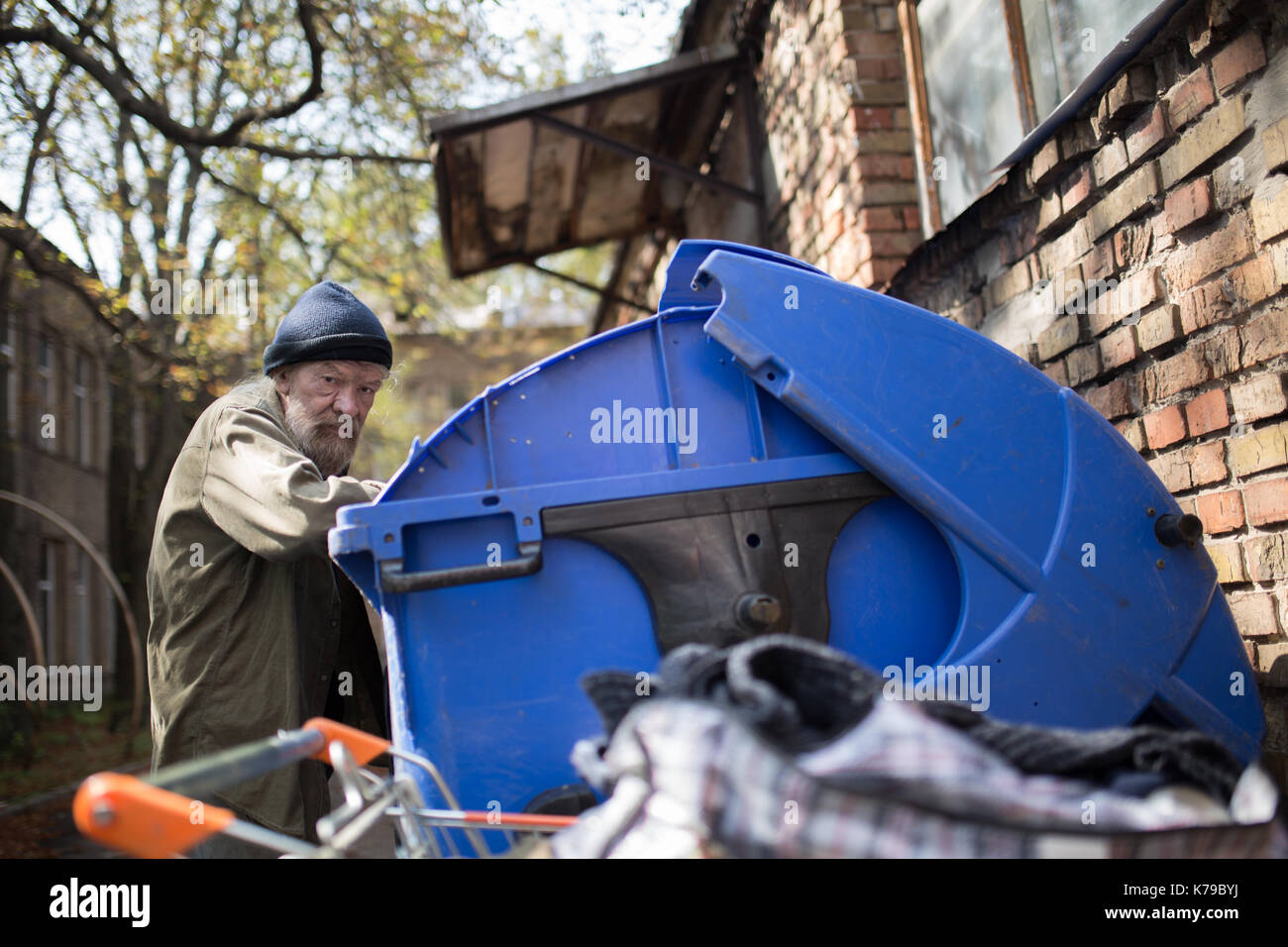 Man digging in garbage can hi-res stock photography and images - Alamy