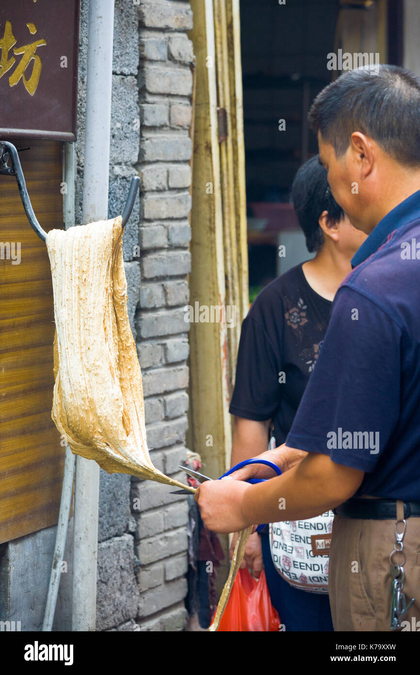 Candy pulling hi-res stock photography and images - Alamy