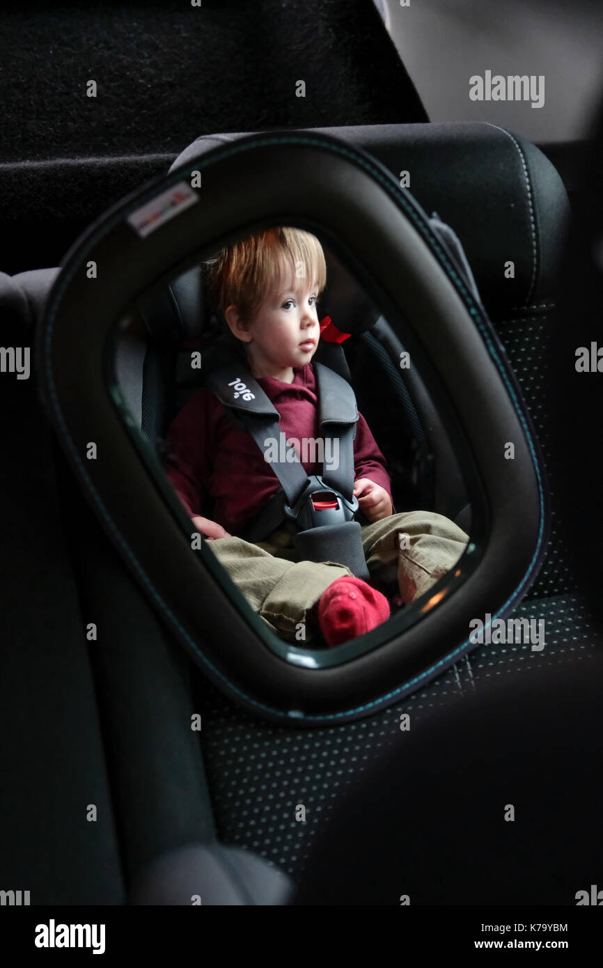 Child in back of car hi-res stock photography and images - Alamy