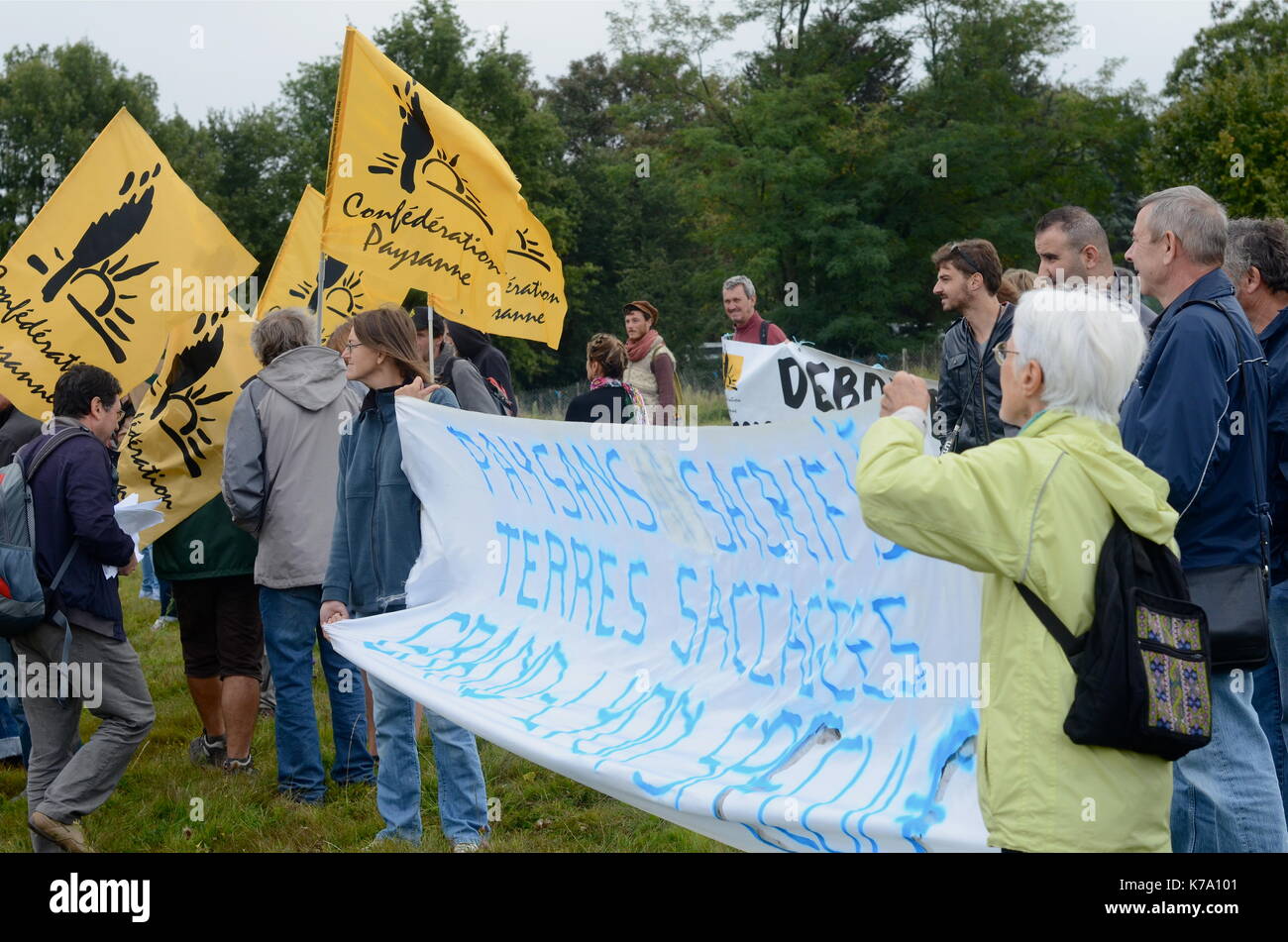 Opponents to the building of Lyons "Big Stadium" face riot police as ...
