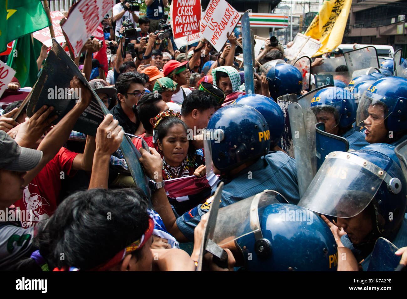 Manila, Philippines. 15th Sep, 2017. Protesters and the police in a ...