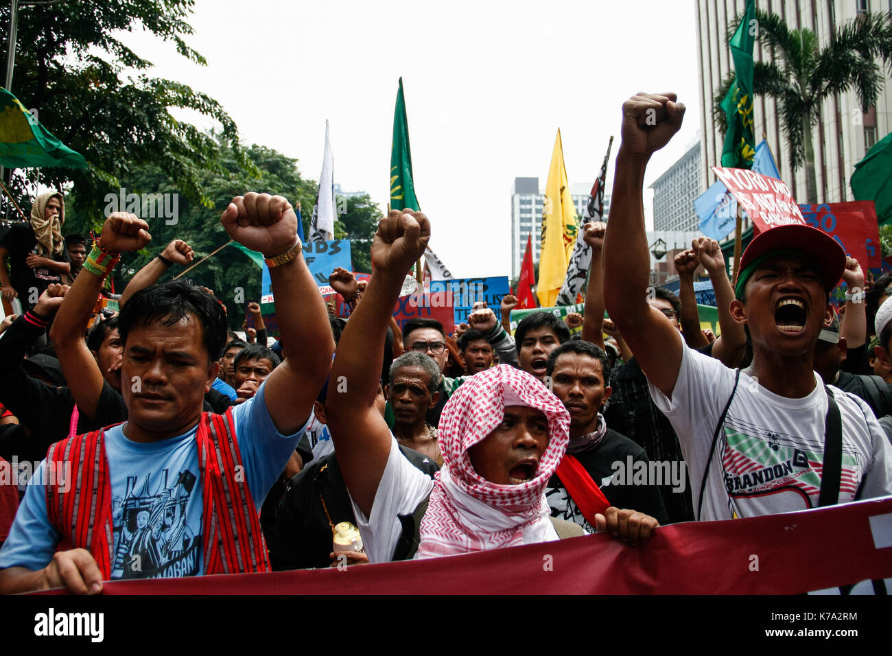 Manila, Philippines. 15th Sep, 2017. Protesters chant slogans as they ...