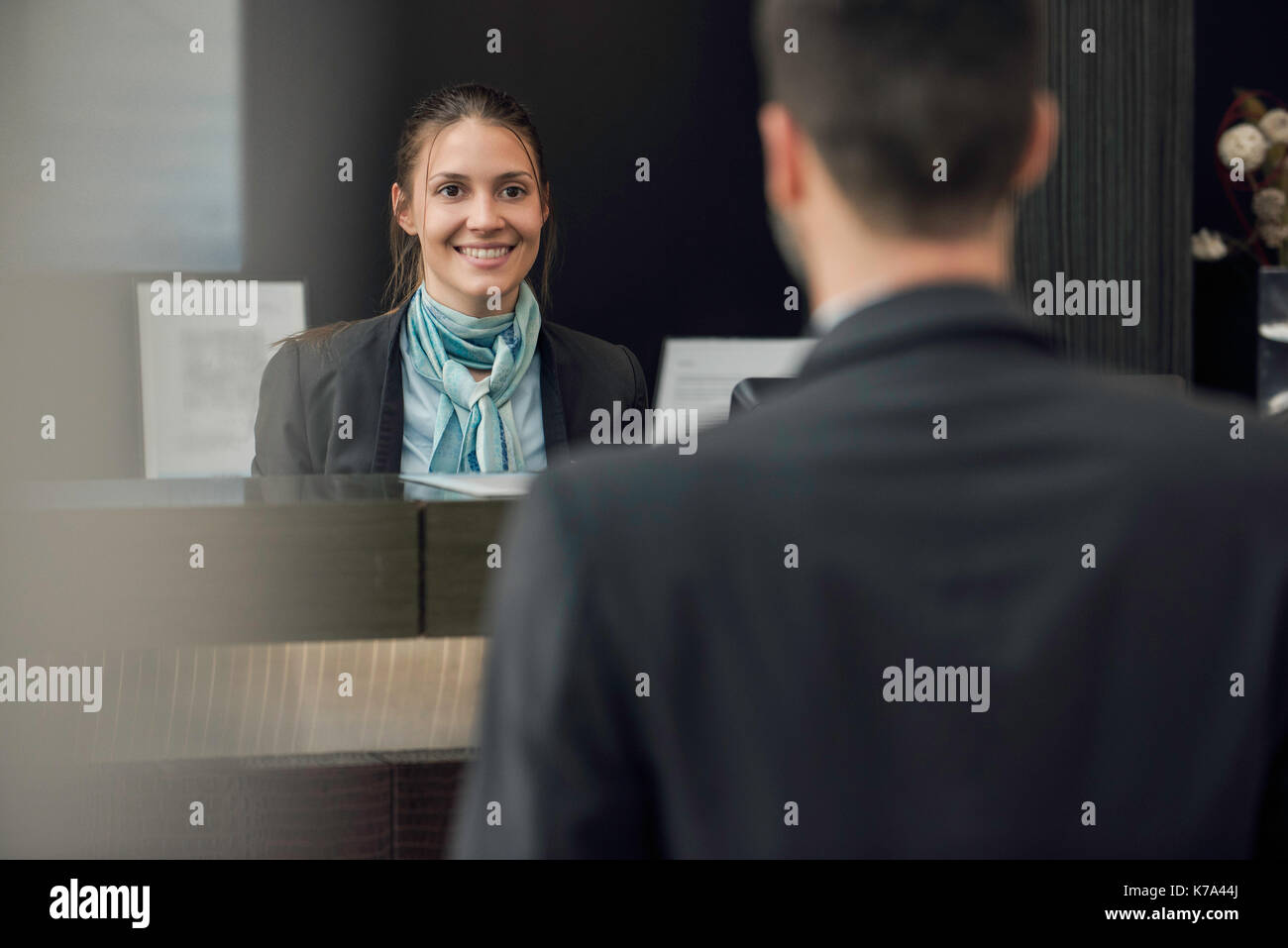 Young woman at hotel reception desk hi-res stock photography and images ...