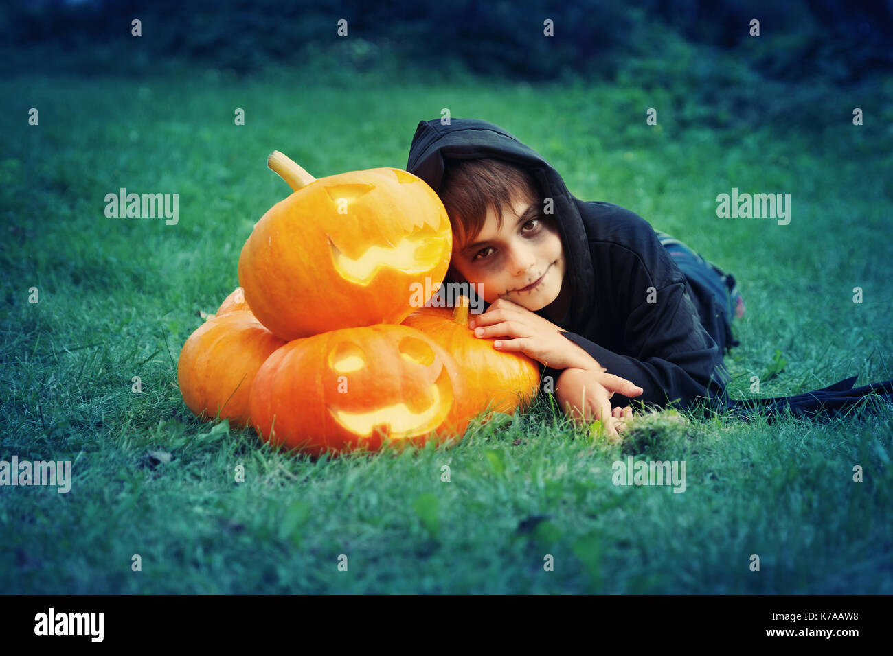 Scary costume hi-res stock photography and images - Alamy