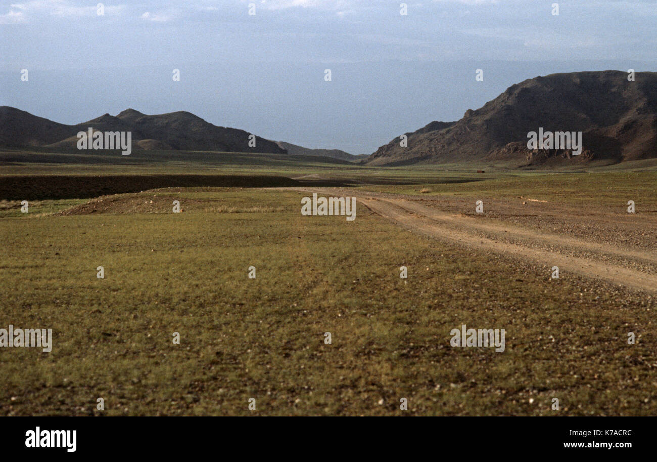 Gobi Desert with Gobi-Altai mountains, Gobi-Altai Province, Mongolia ...