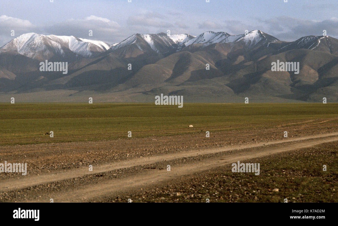 Gobi Desert with Gobi-Altai mountains, Gobi-Altai Province, Mongolia ...