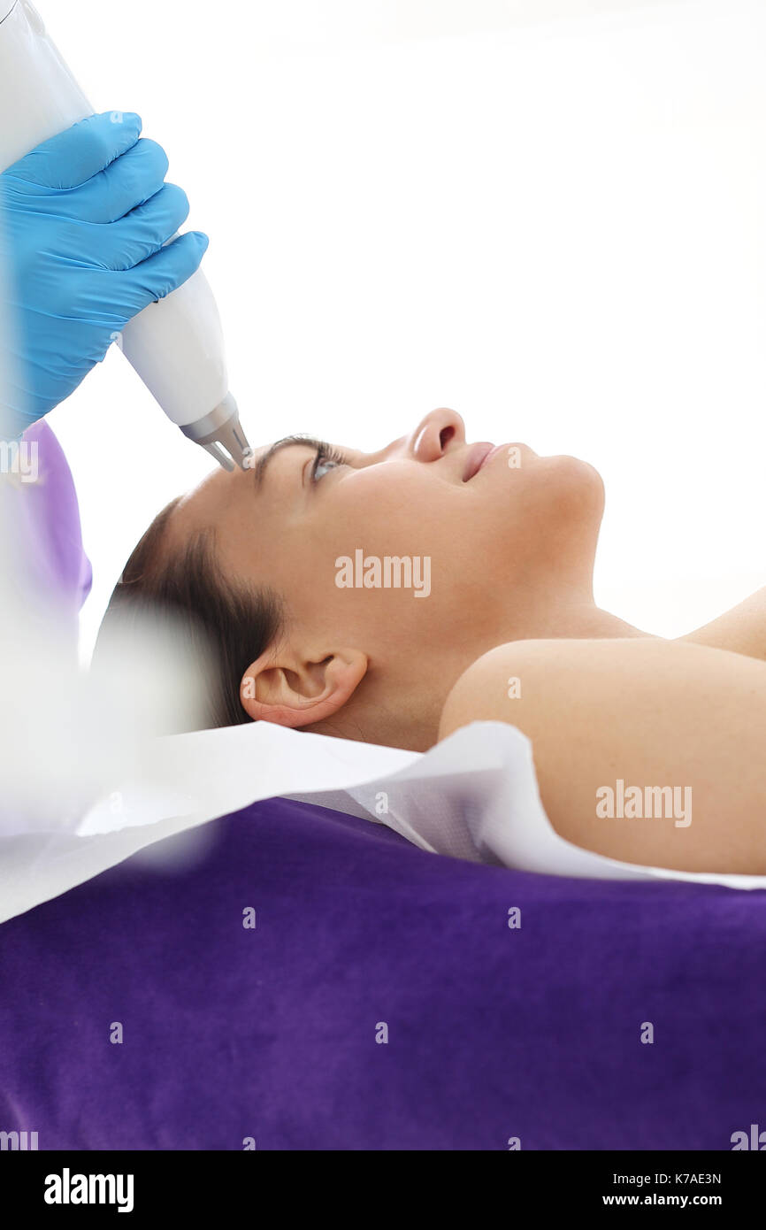 Laser facial skin laser. Woman in the clinic of aesthetic medicine ...