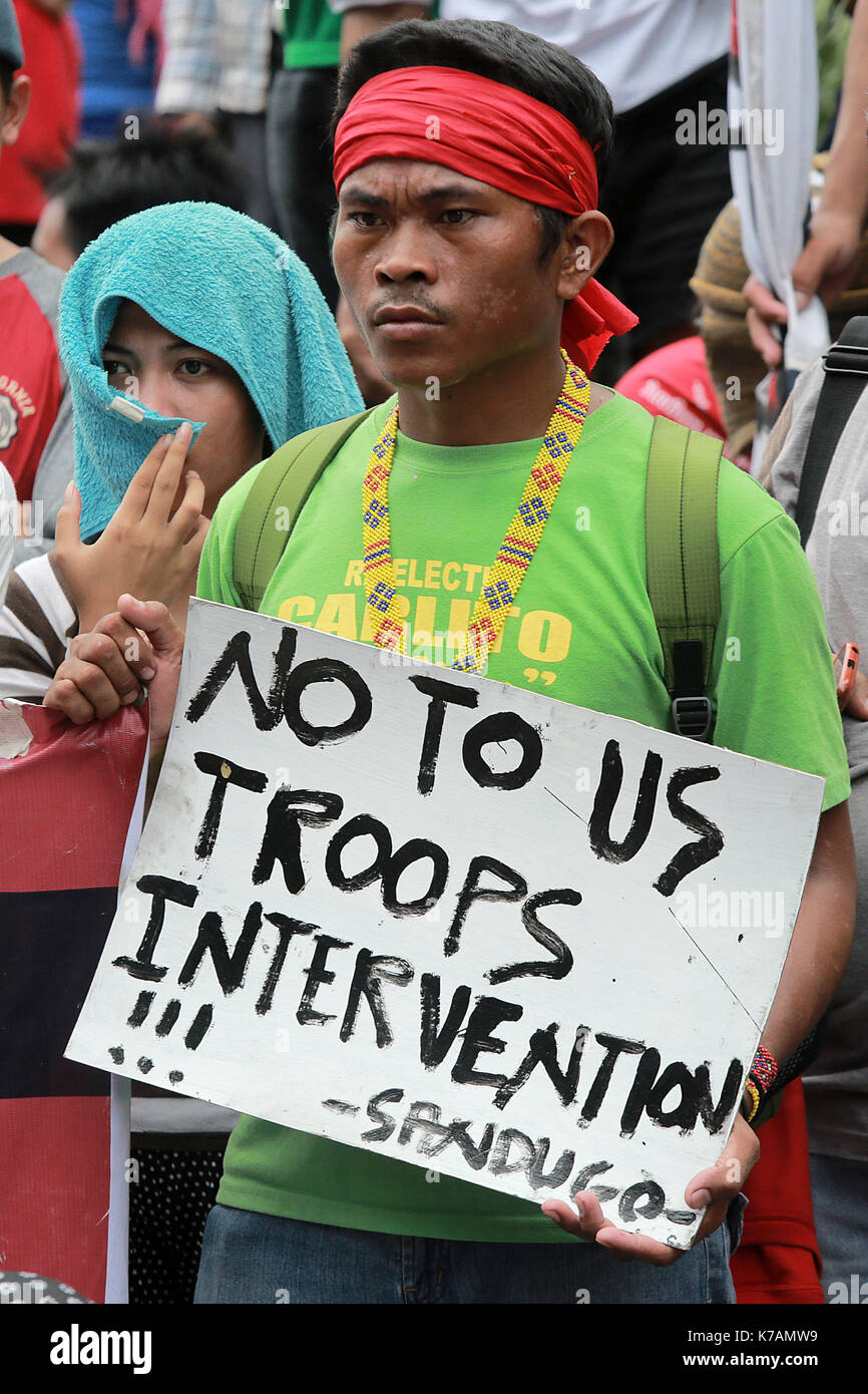 Manila, Philippines. 15th Sep, 2017. A protestor holds a placard during ...