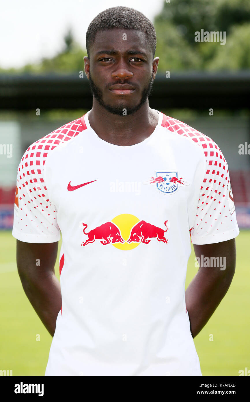 HANDOUT - German Bundesliga, official photocall RB Leipzig for season ...