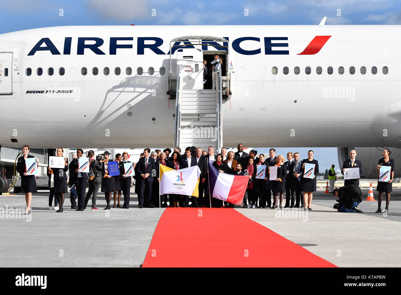 Paris, France. 15th Sep, 2017. The delegation members pose for photos ...