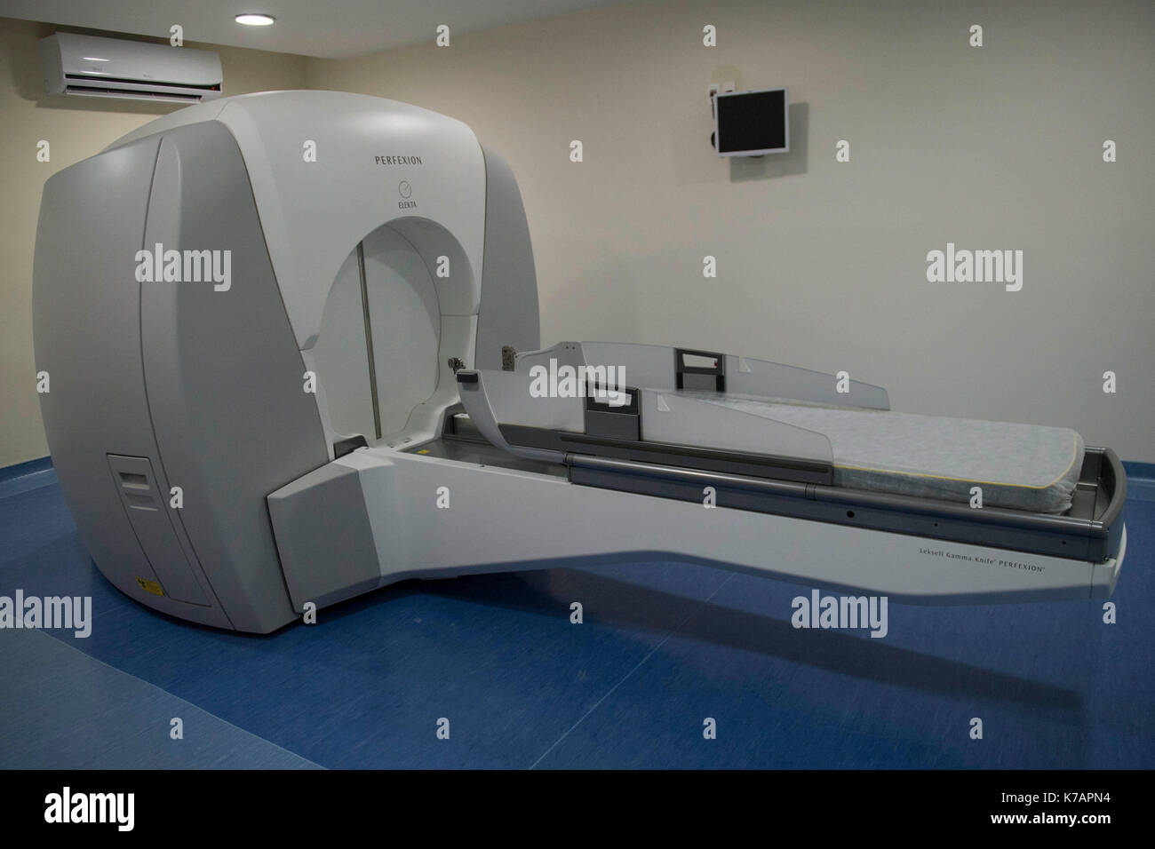 Gamma knife radiosurgery hi-res stock photography and images - Alamy