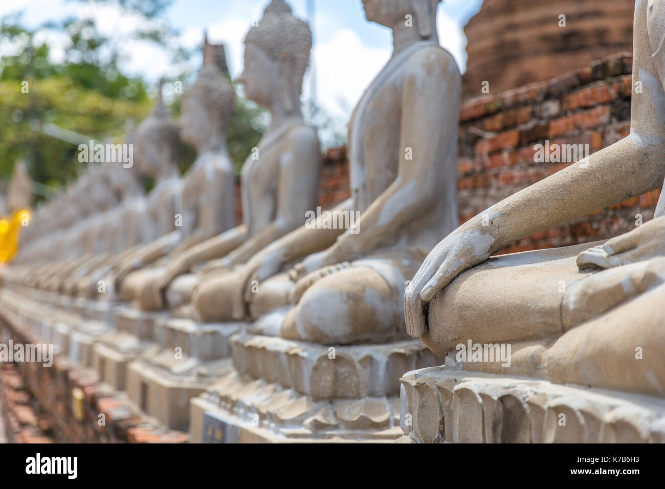Finger statues hi-res stock photography and images - Alamy