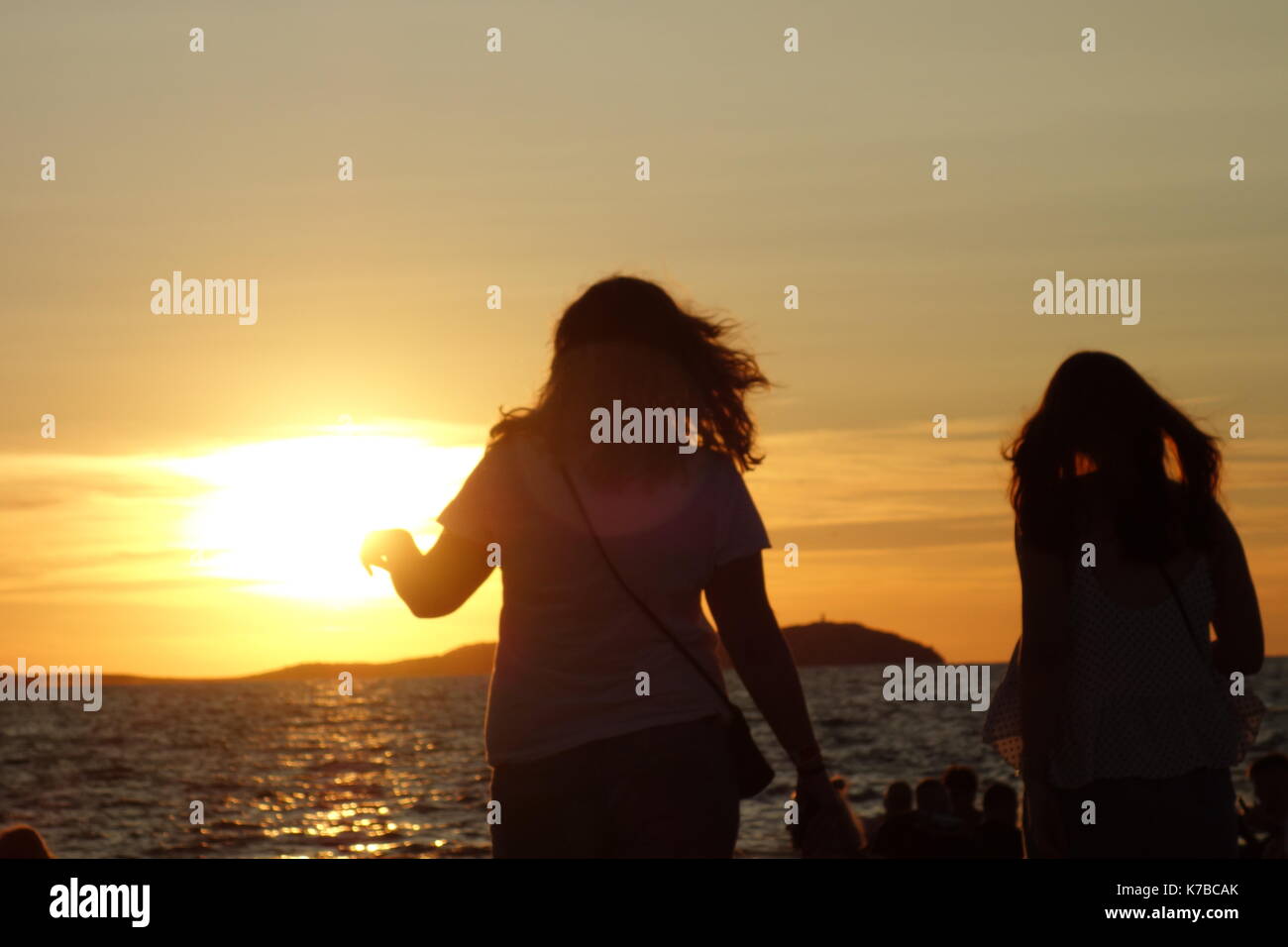 Silhouette two women talking hi-res stock photography and images - Alamy