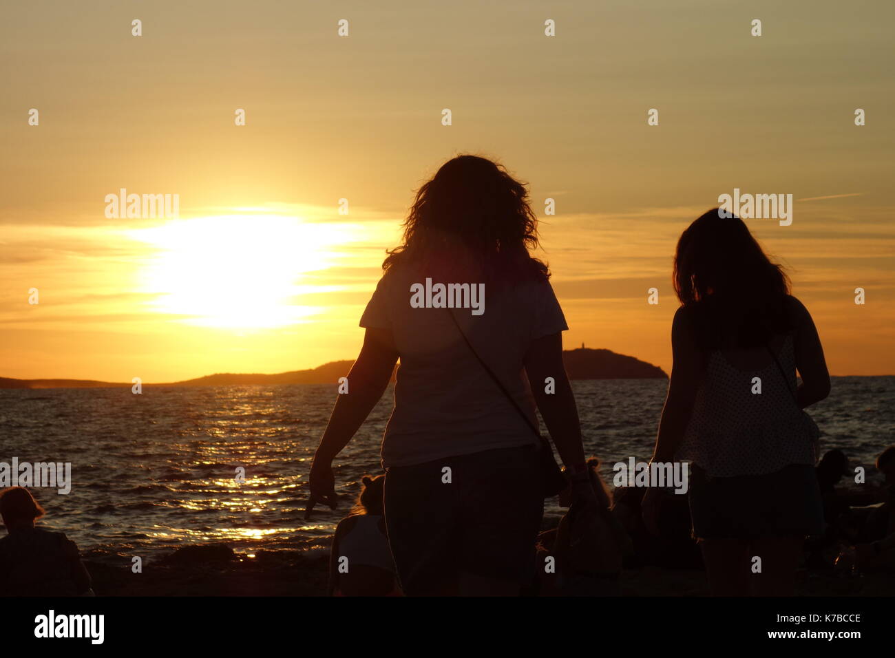 Two girls sunset silhouette hi-res stock photography and images - Alamy
