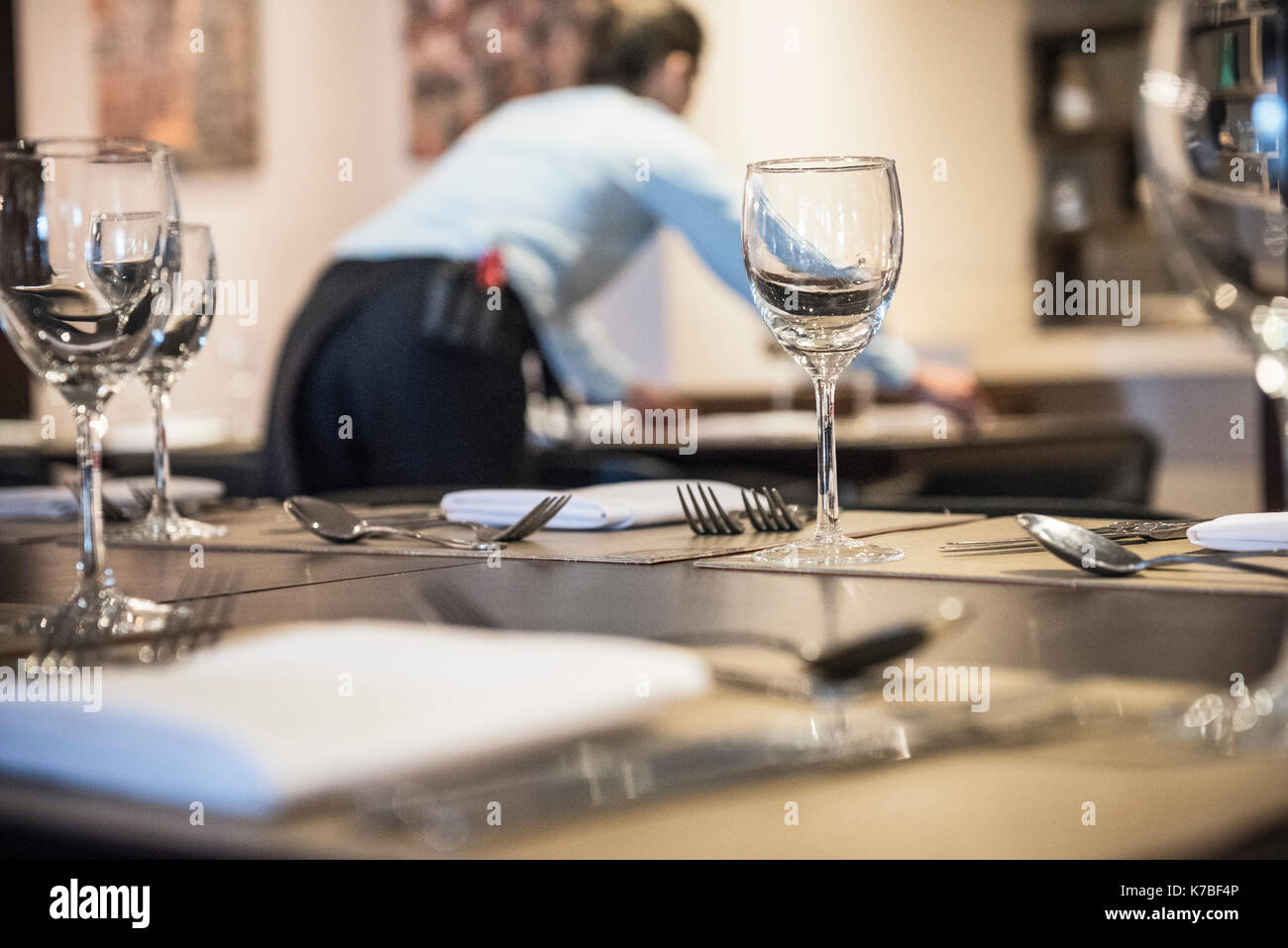 Place setting settings dining table hi-res stock photography and images ...