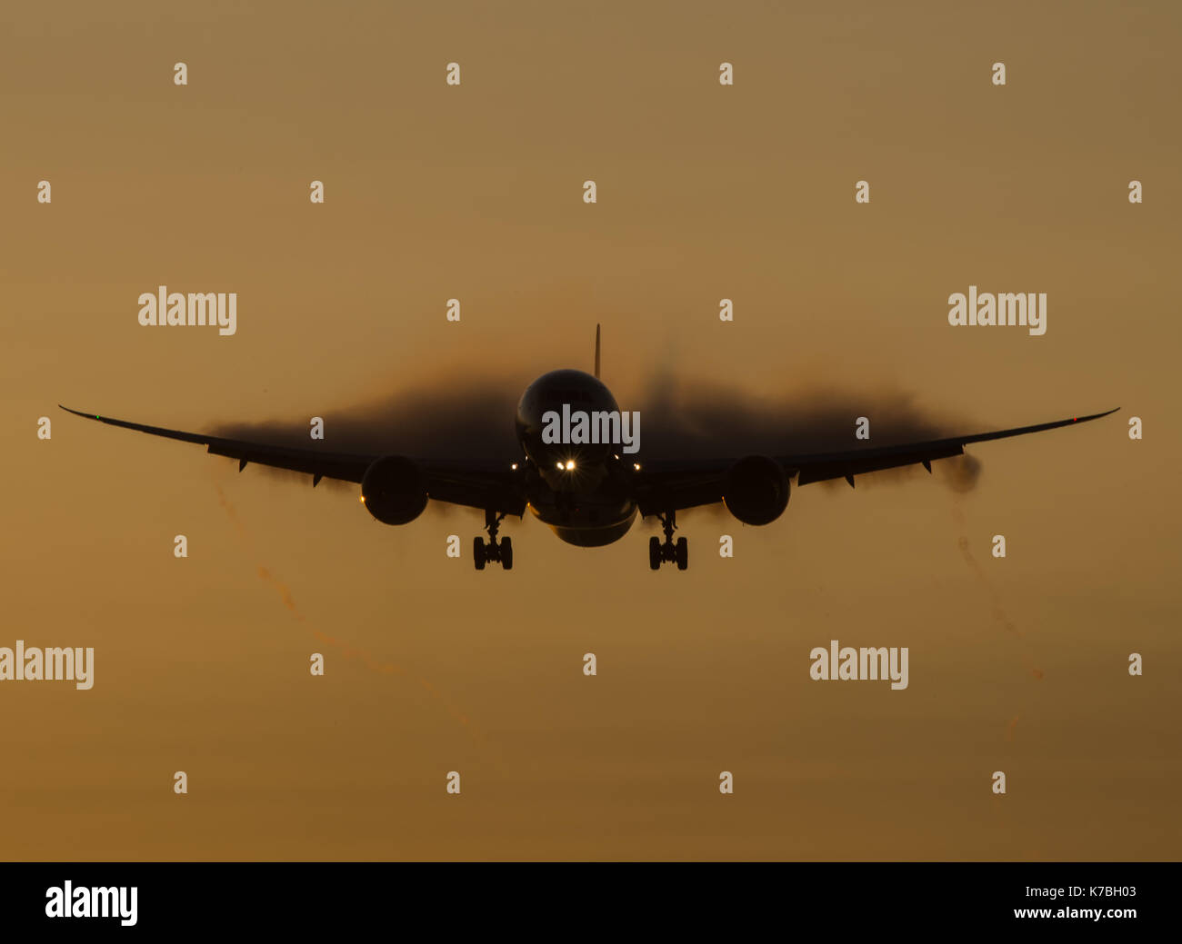Boeing 787 Dreamliner Sunrise Approach in London's Heathrow Airport ...