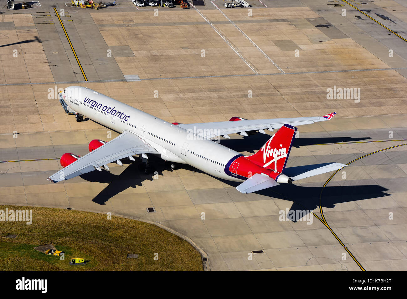 Air traffic control tower heathrow hi-res stock photography and images ...