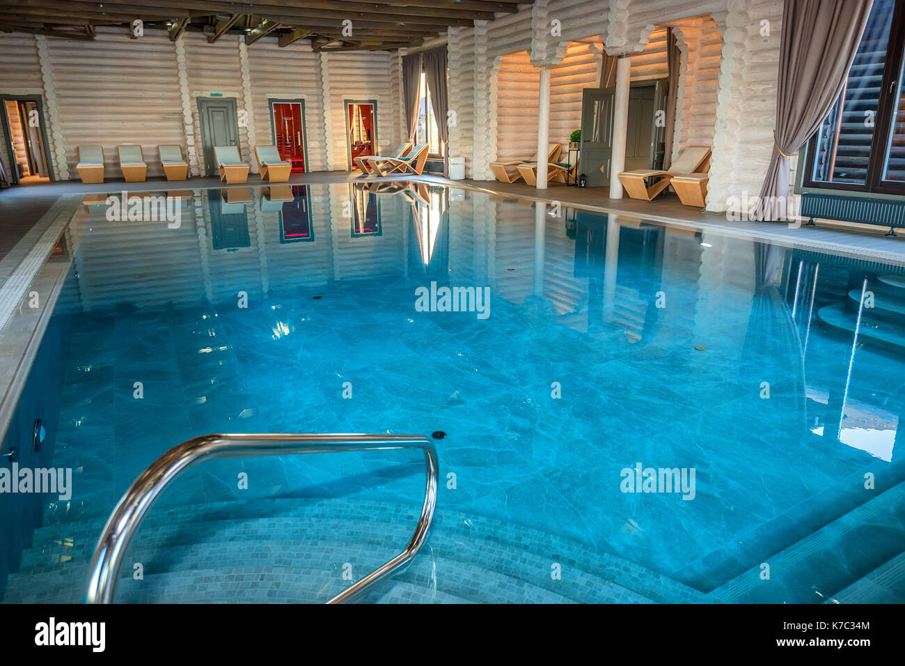 Fancy house with a swimming pool hi-res stock photography and images ...