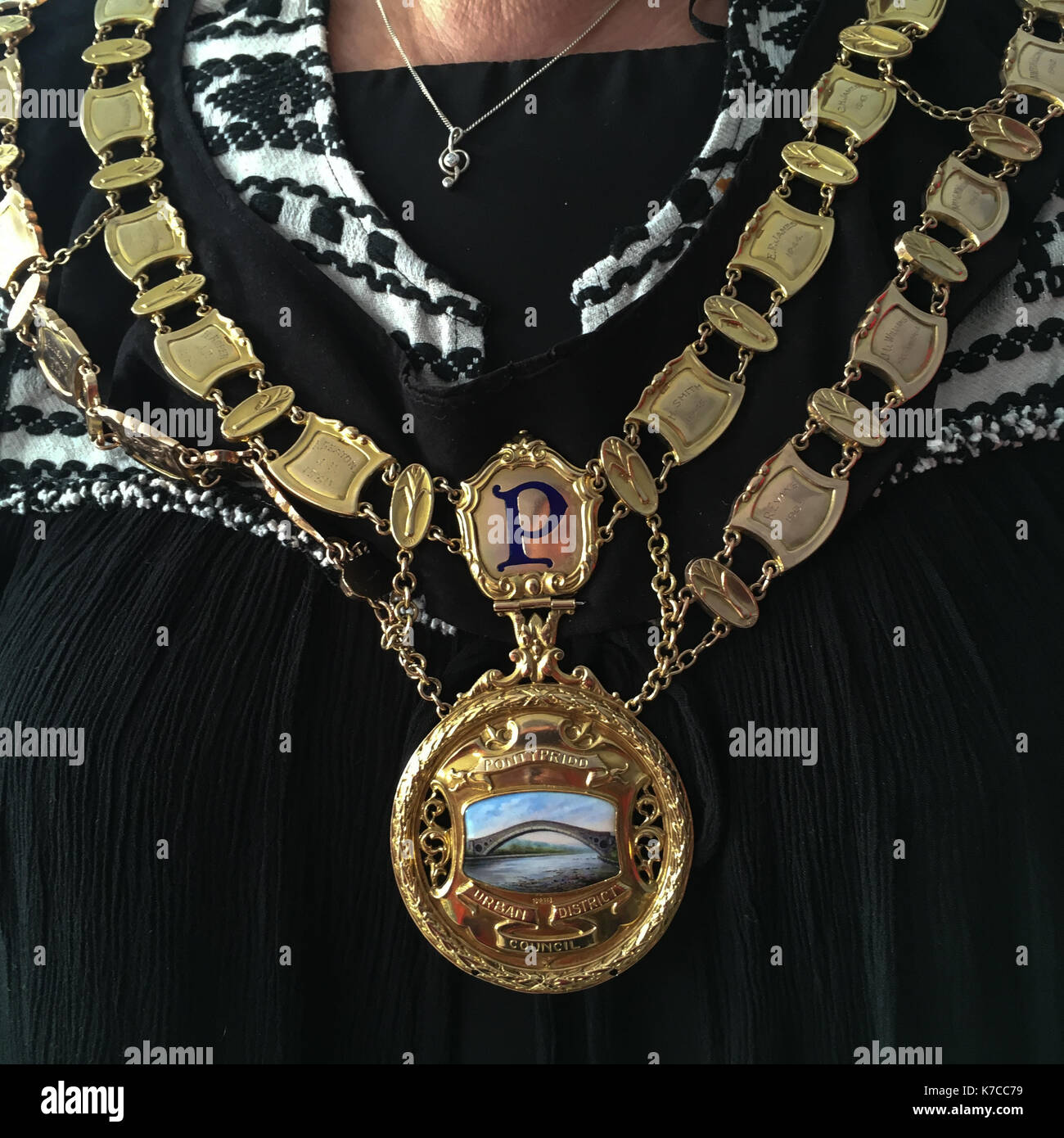 Mayor Cartoons Chains