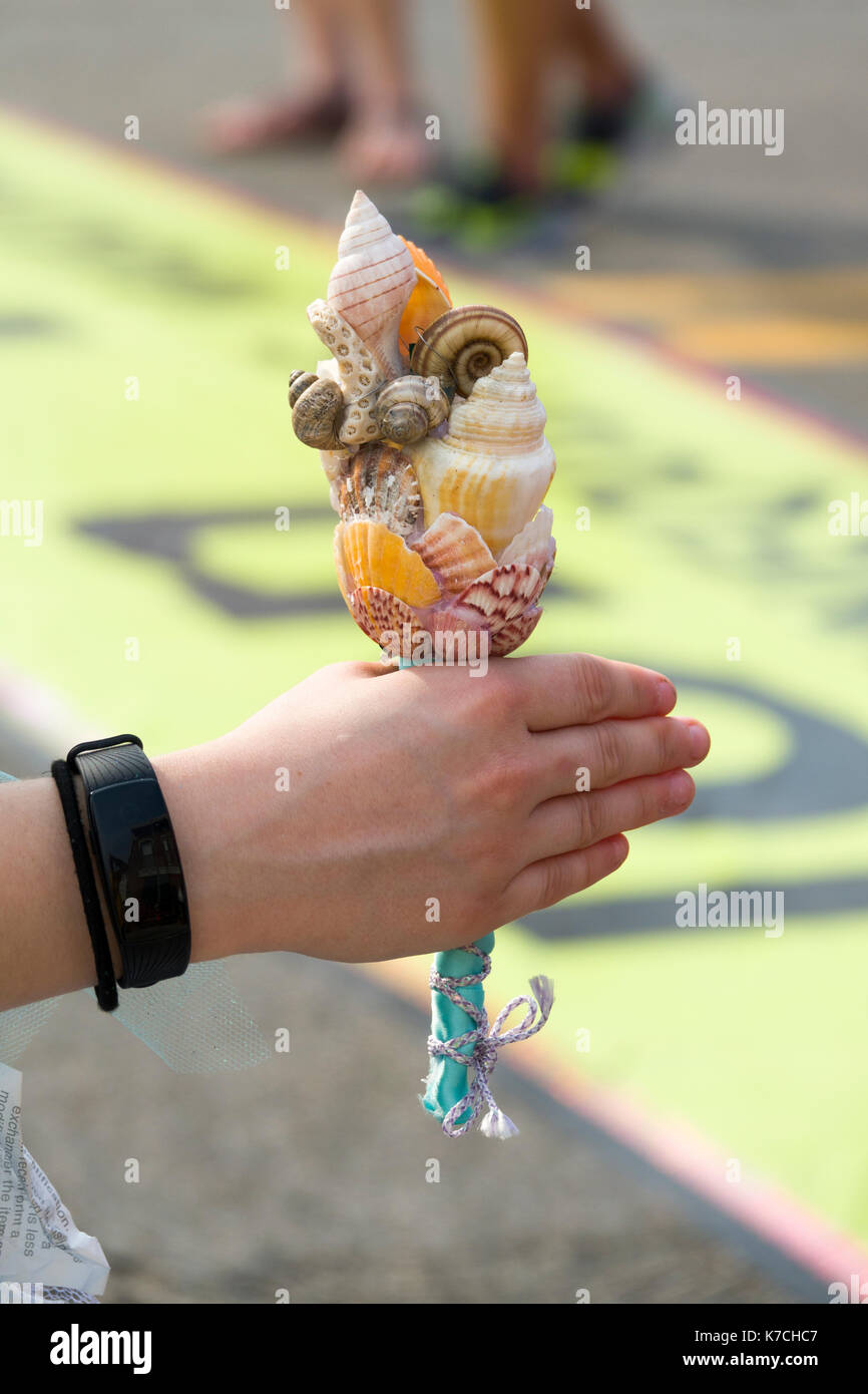 Hand holding seashell hi-res stock photography and images - Alamy