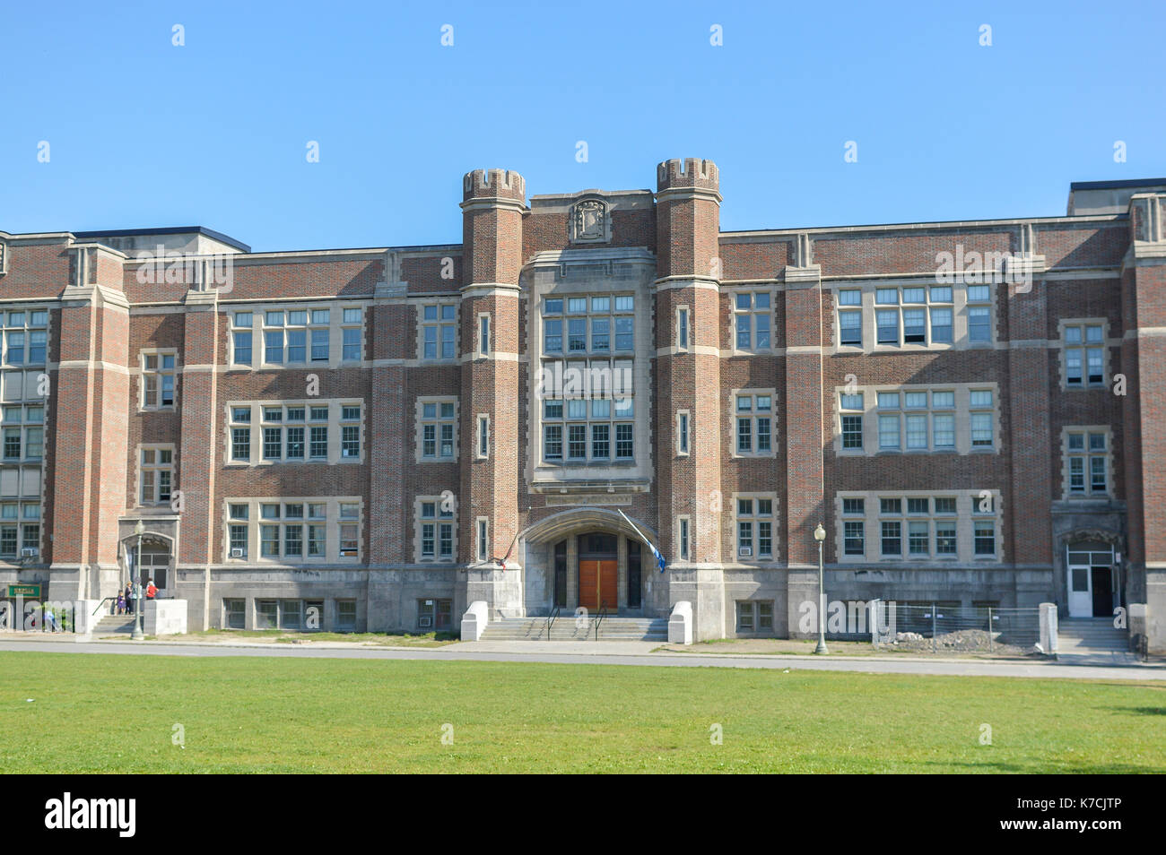 School building exterior hi-res stock photography and images - Alamy