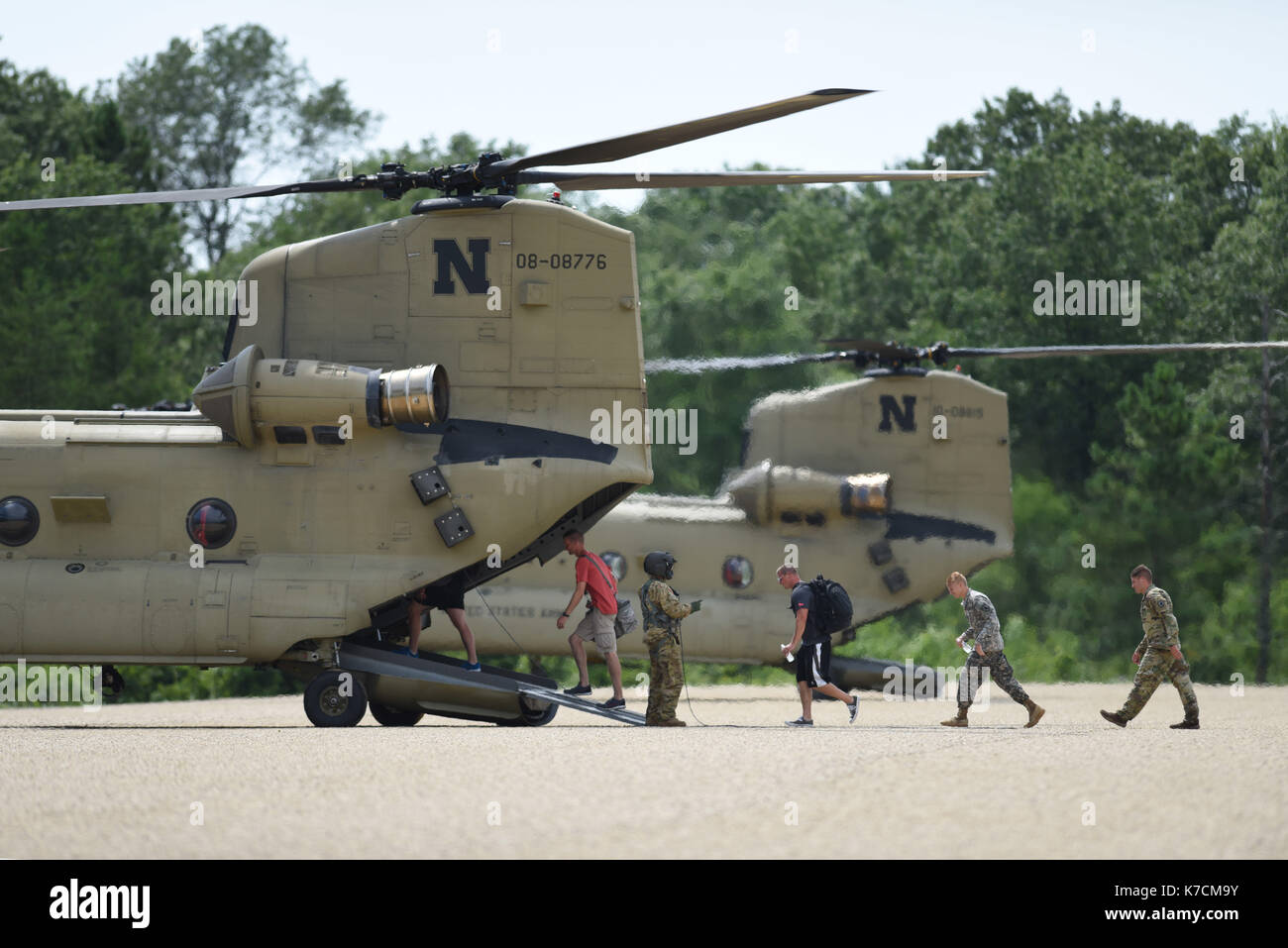U.S. Army Chinook Sling Load Operation Stock Photo - Alamy