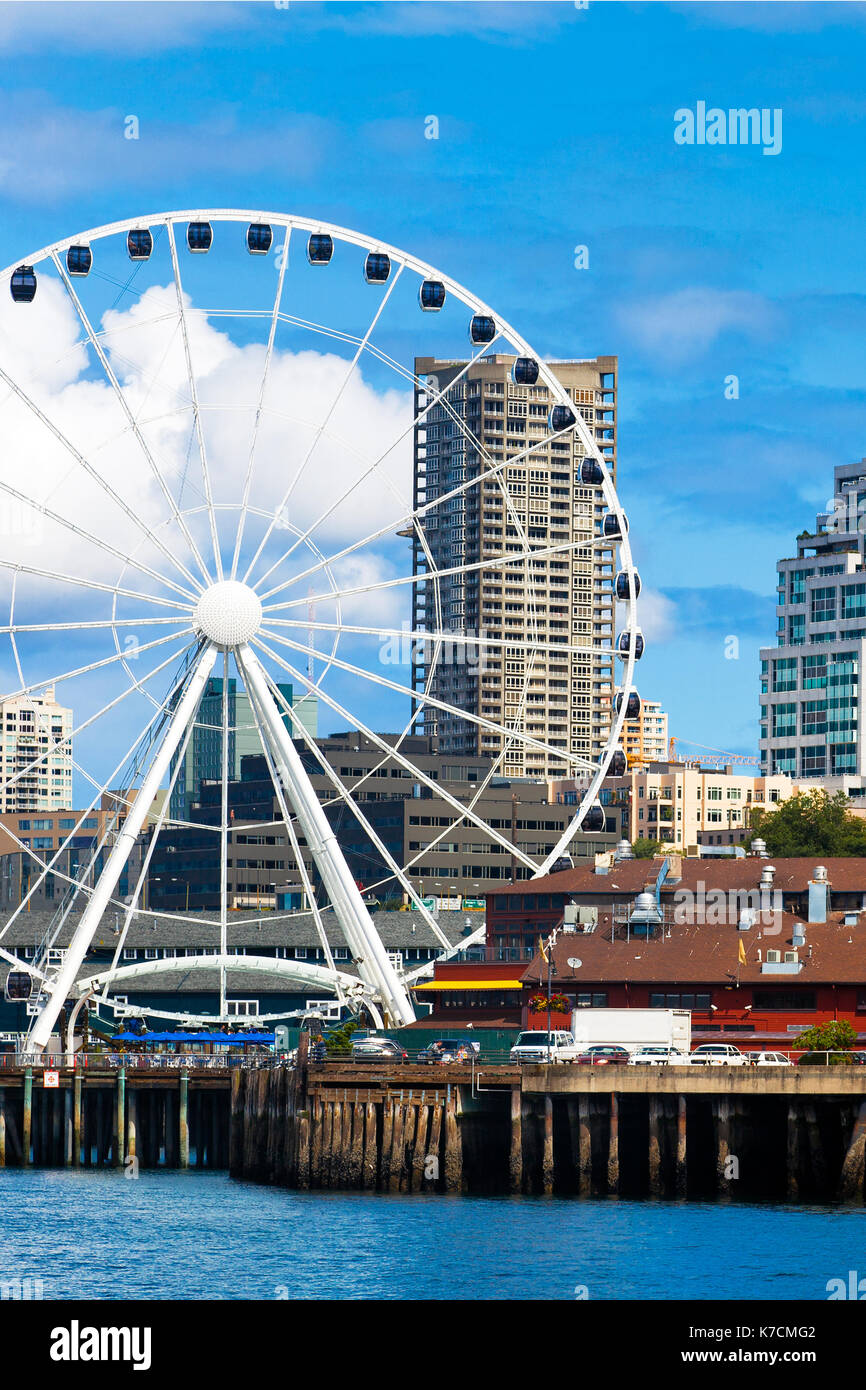 Seattle ferris wheel, waterfront and skyline Stock Photo - Alamy