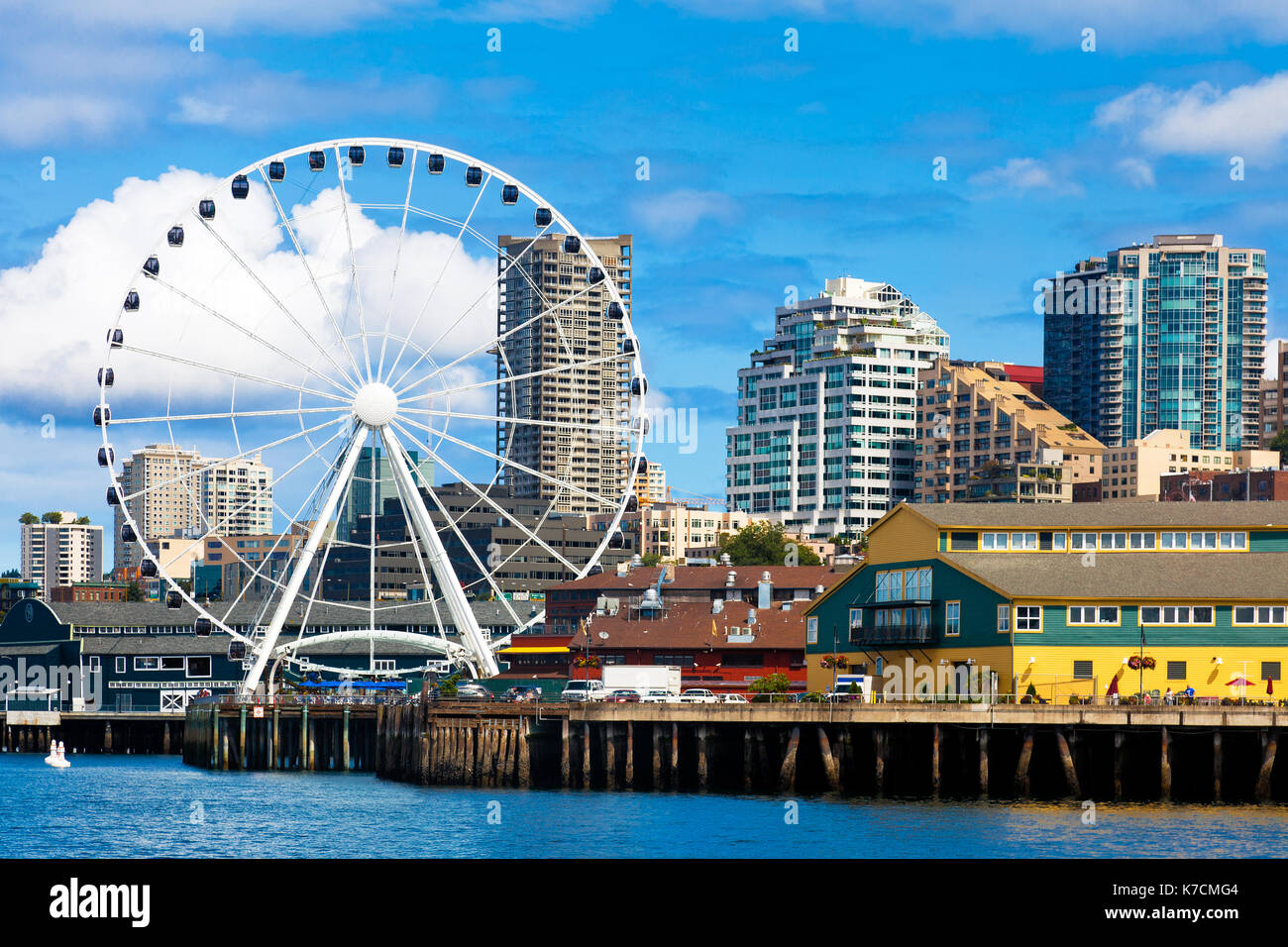 Seattle ferris wheel, waterfront and skyline Stock Photo - Alamy