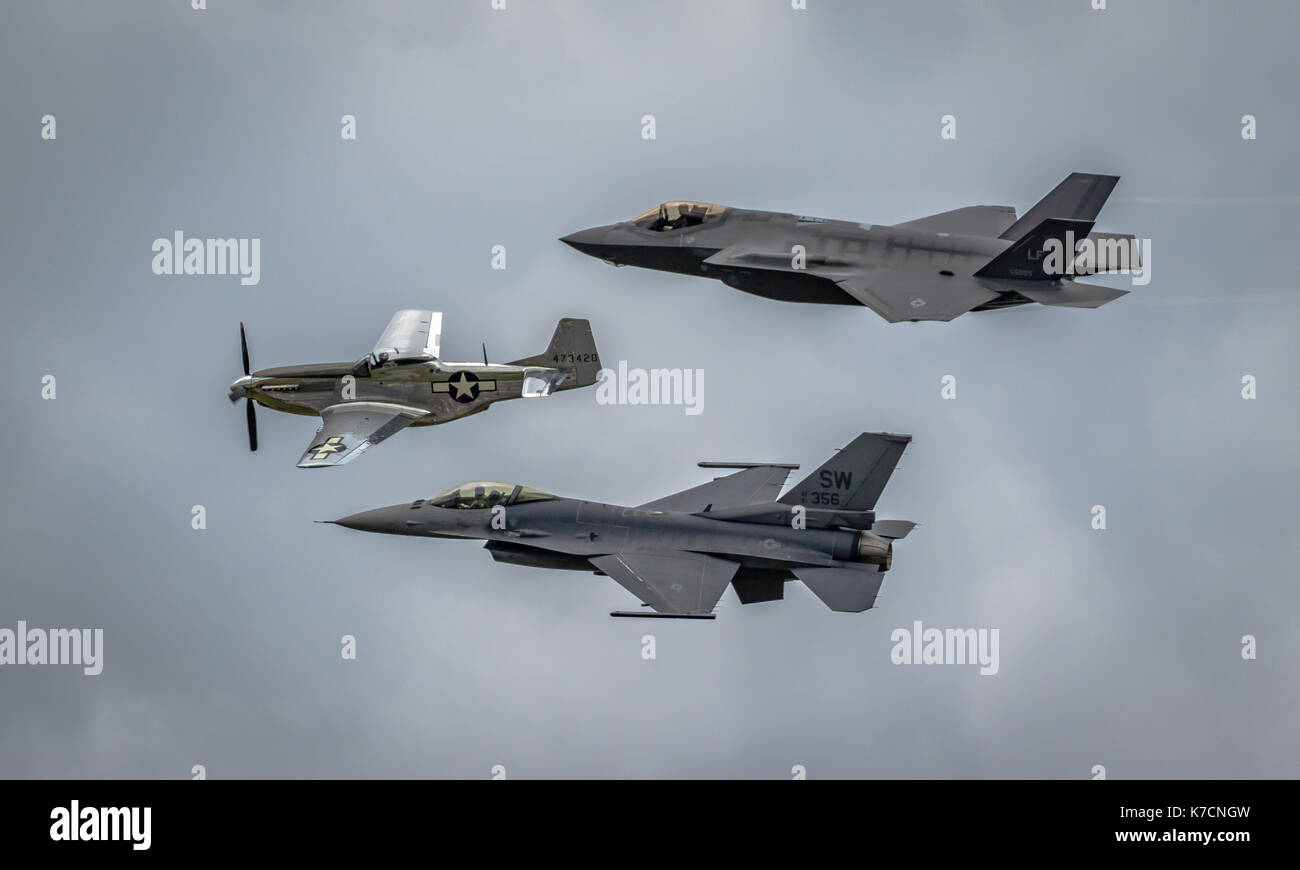 Formation flight of US Navy jet fighters Stock Photo - Alamy