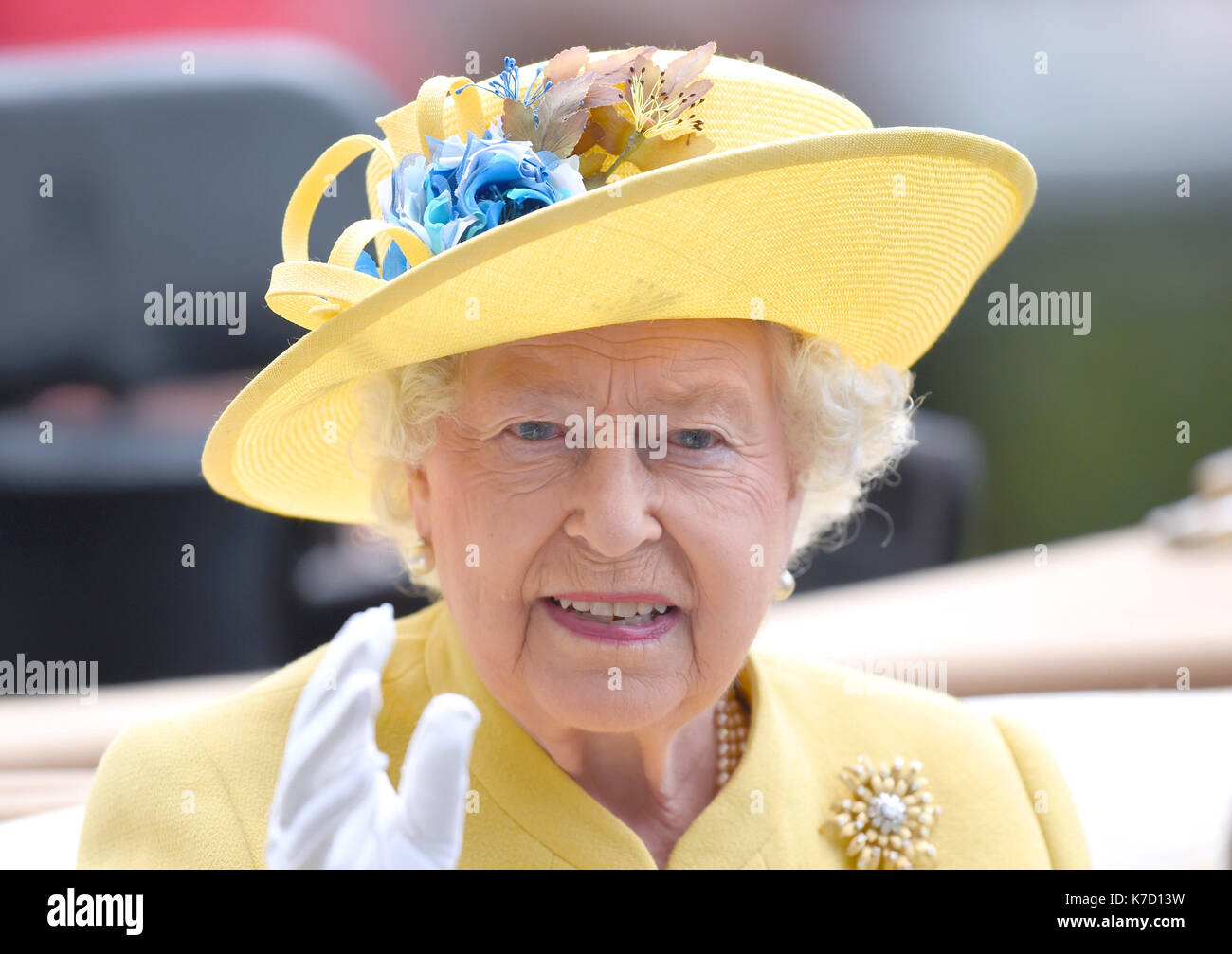 Queen elizabeth ii smiling camera hi-res stock photography and images ...