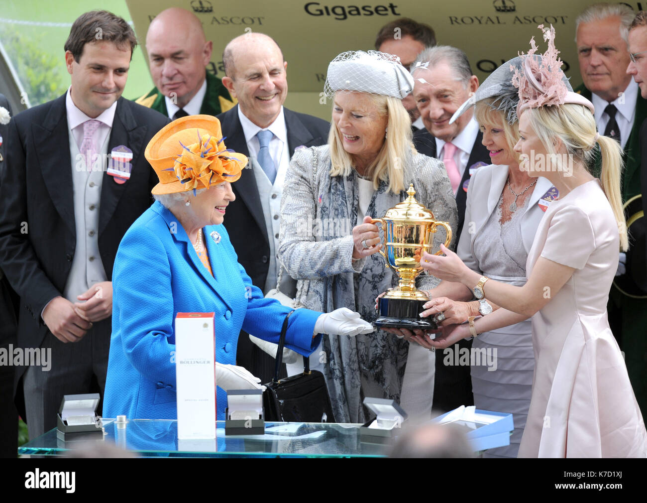 The queen ascot trophy hi-res stock photography and images - Alamy