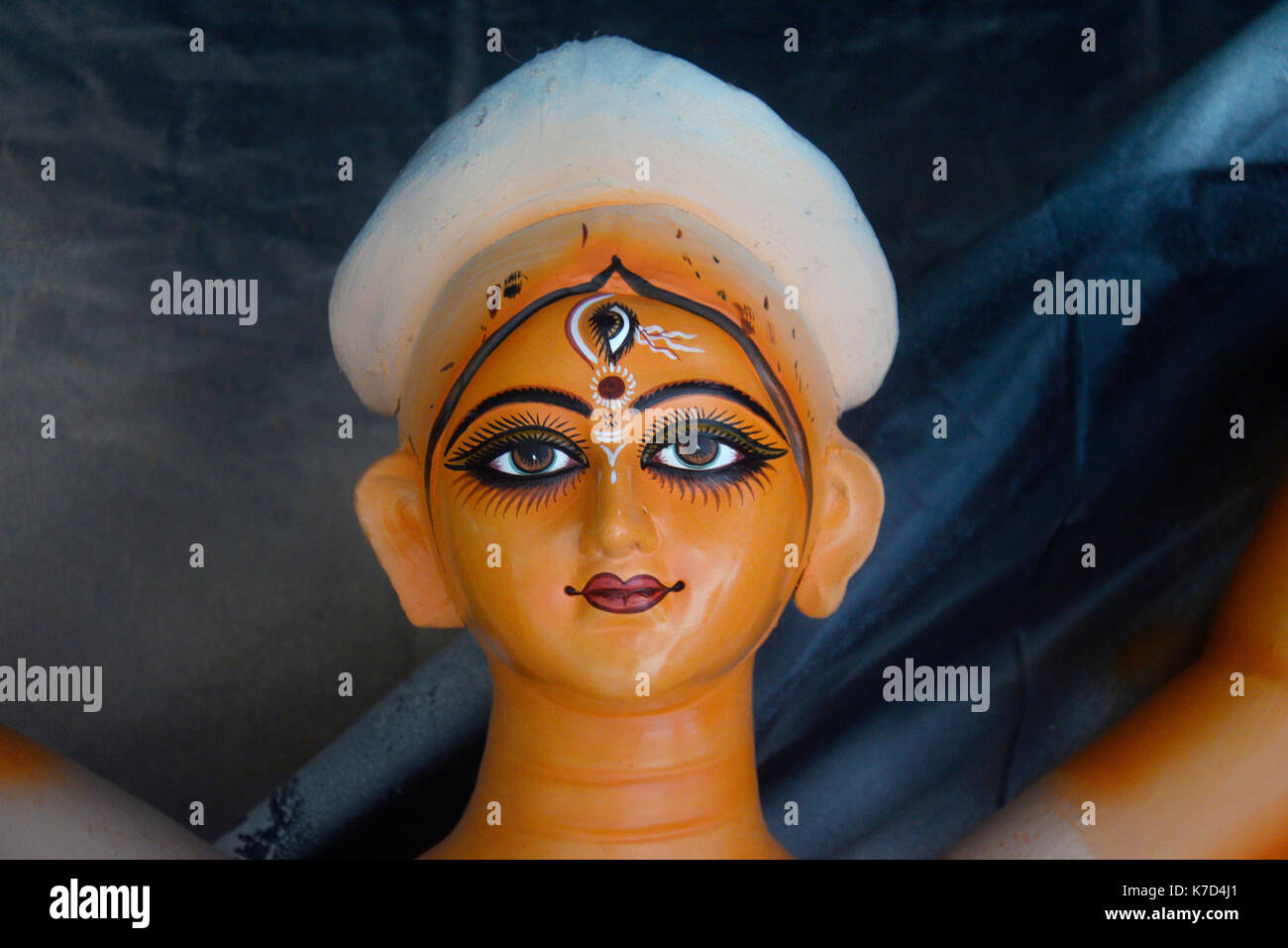 Kolkata, India. 15th Sep, 2017. Artisan paints the eye of Durga idol in ...