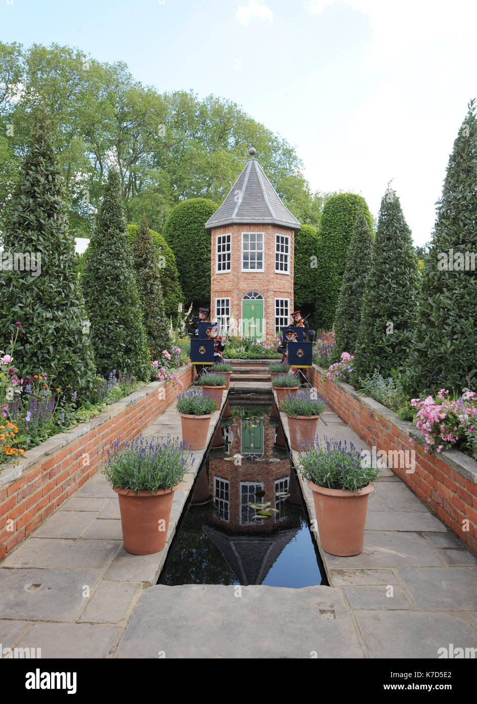 The harrods british eccentrics garden hi-res stock photography and ...